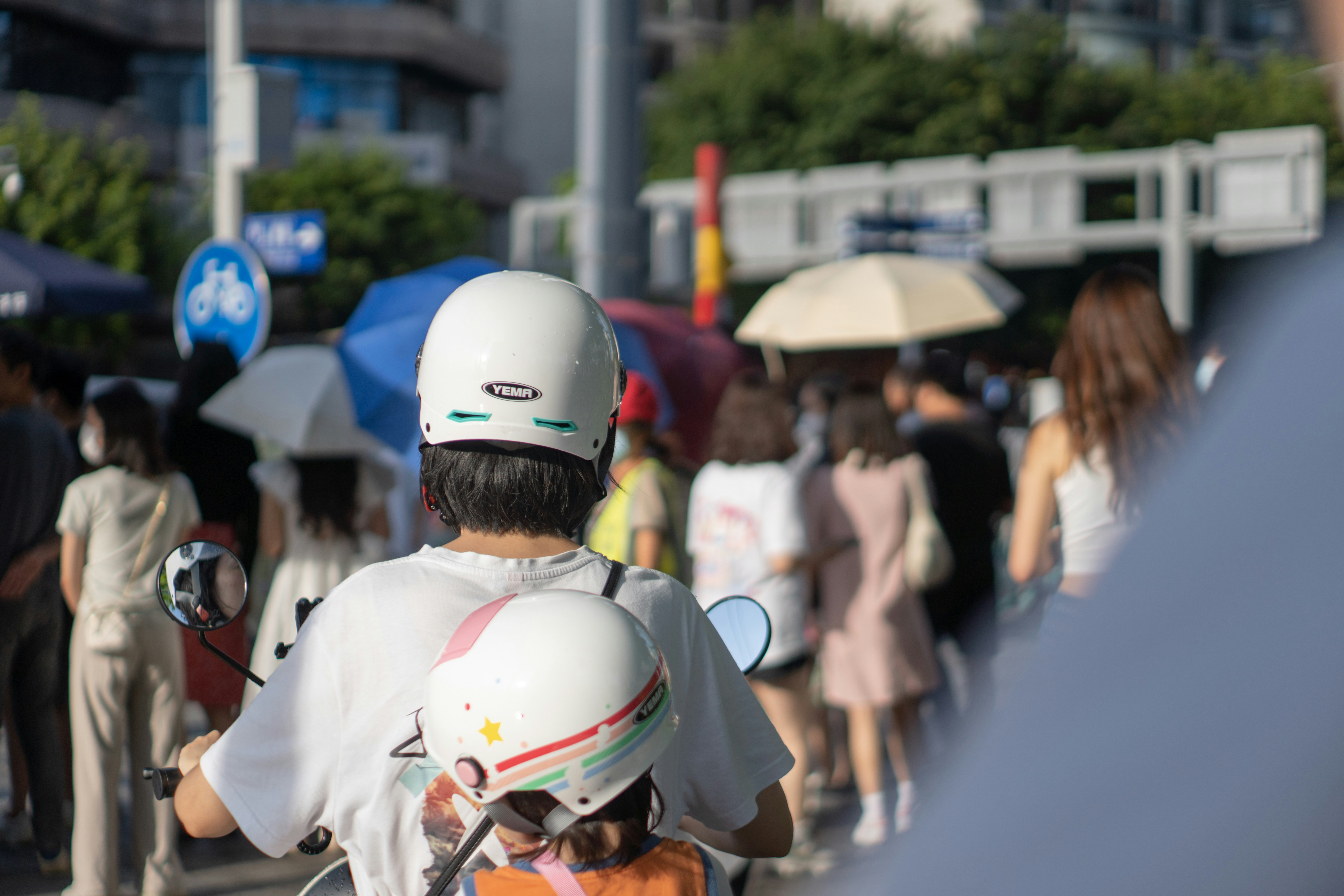 A couple of people wearing helmets photo – Free City Image on Unsplash