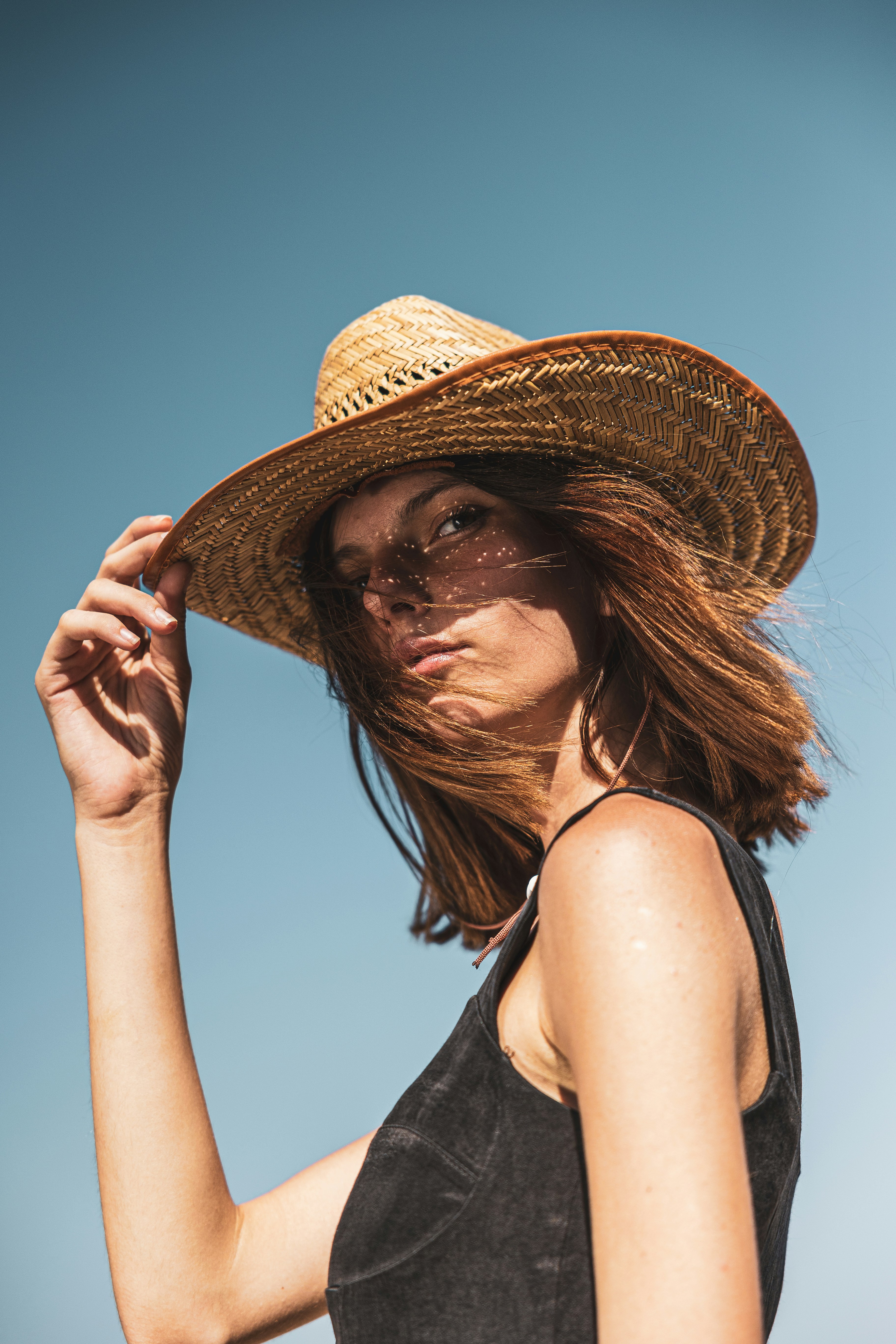 A person wearing a hat photo – Free Çamiçi Image on Unsplash