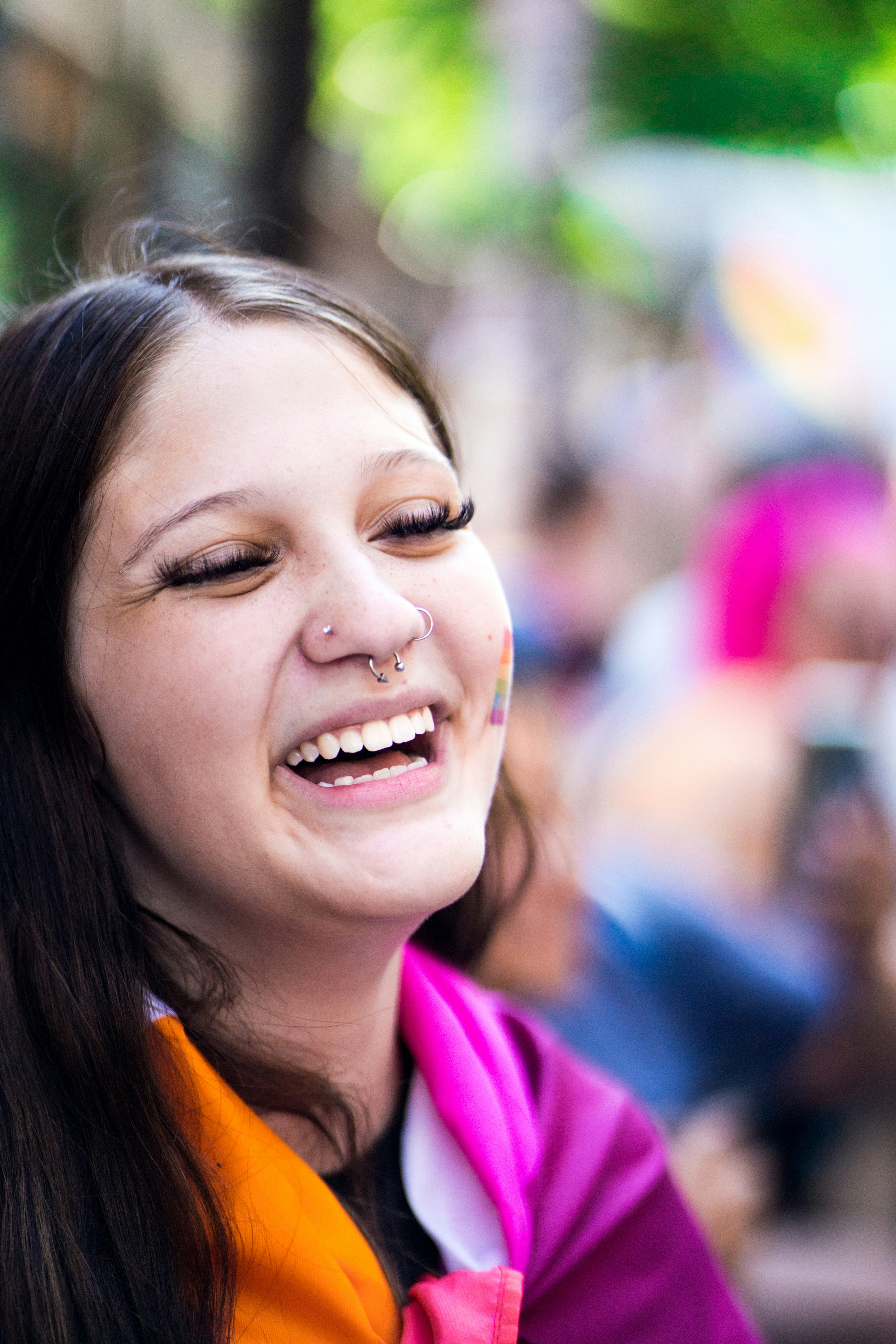 Une femme souriant à quelque chose photo – Image gratuite de Humain sur ...