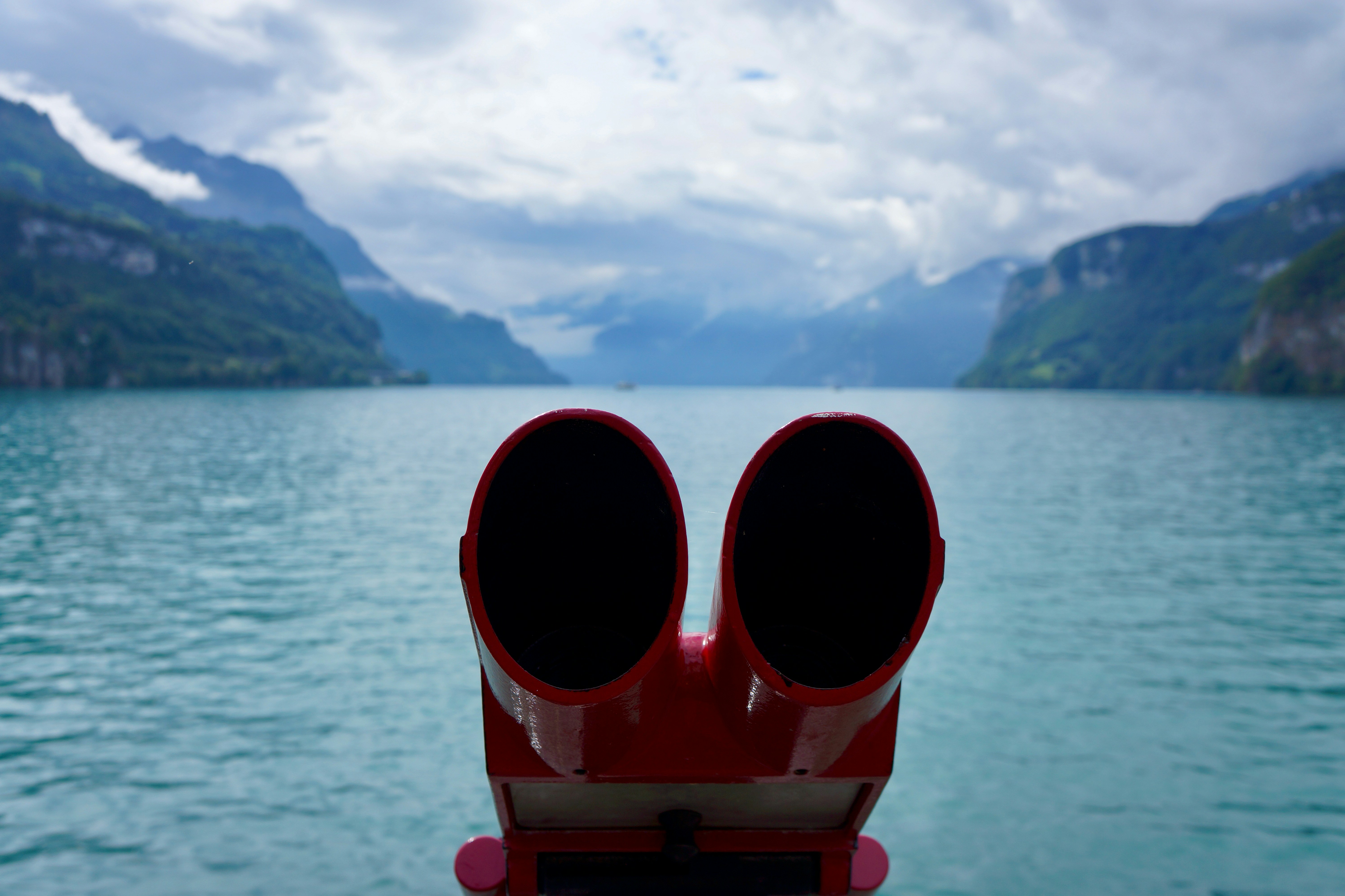 Un objet rouge et noir devant un plan d’eau photo – Photo Lac Gratuite ...