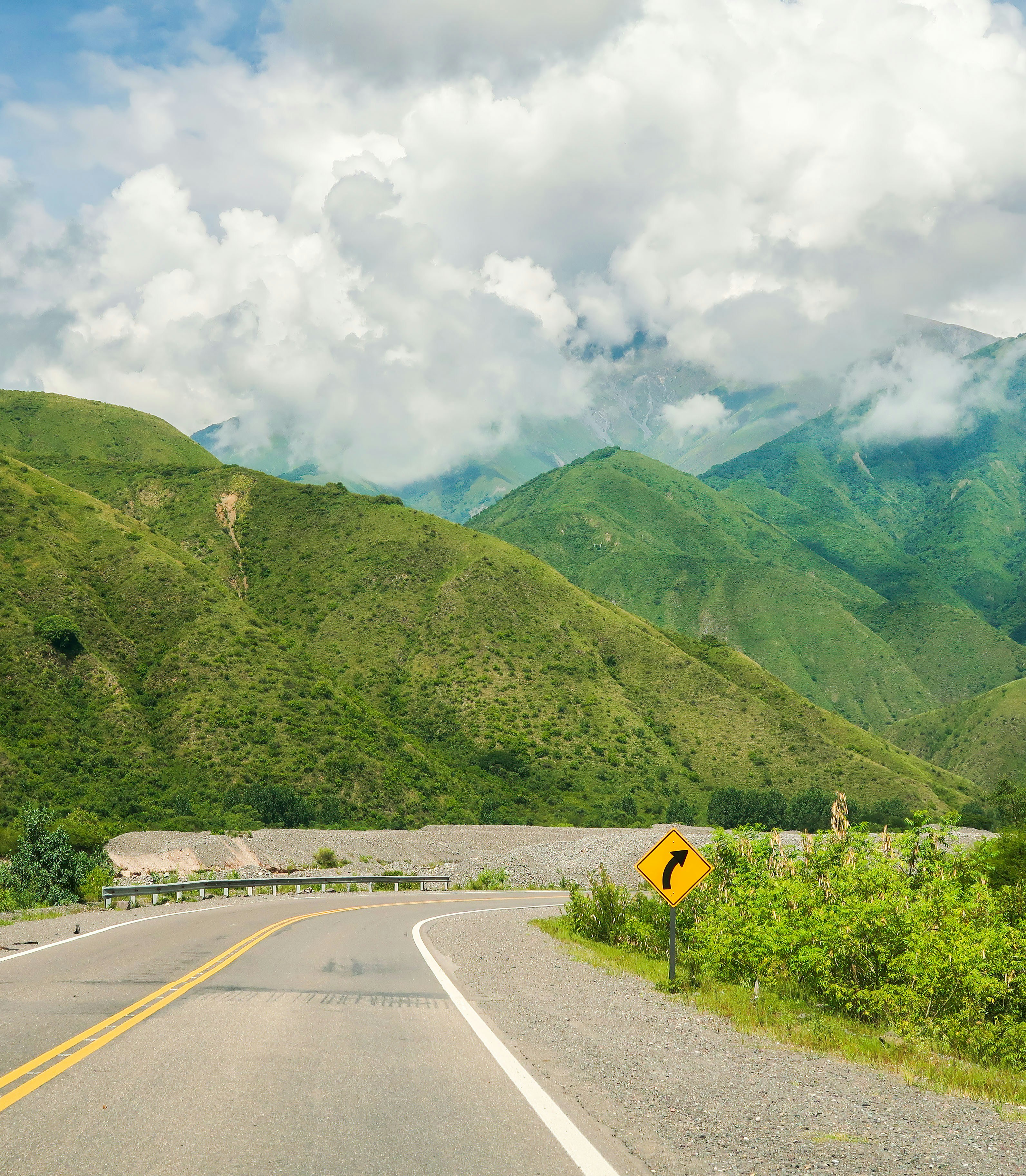 Un camino con un letrero y una montaña al fondo foto – Imagen de Salta ...