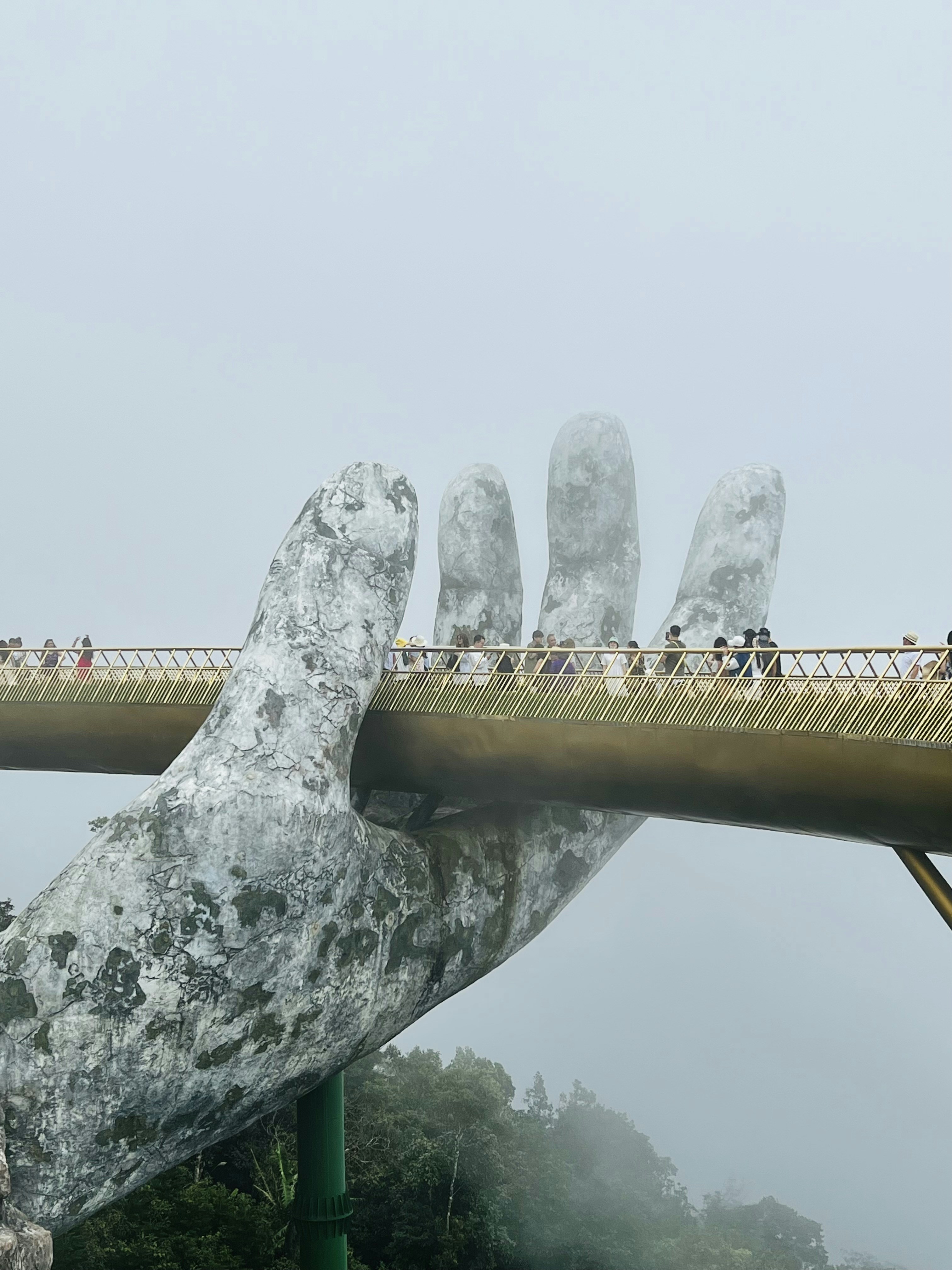 Stone Hand Bridges the Mist: A Pedestrian Skywalk
