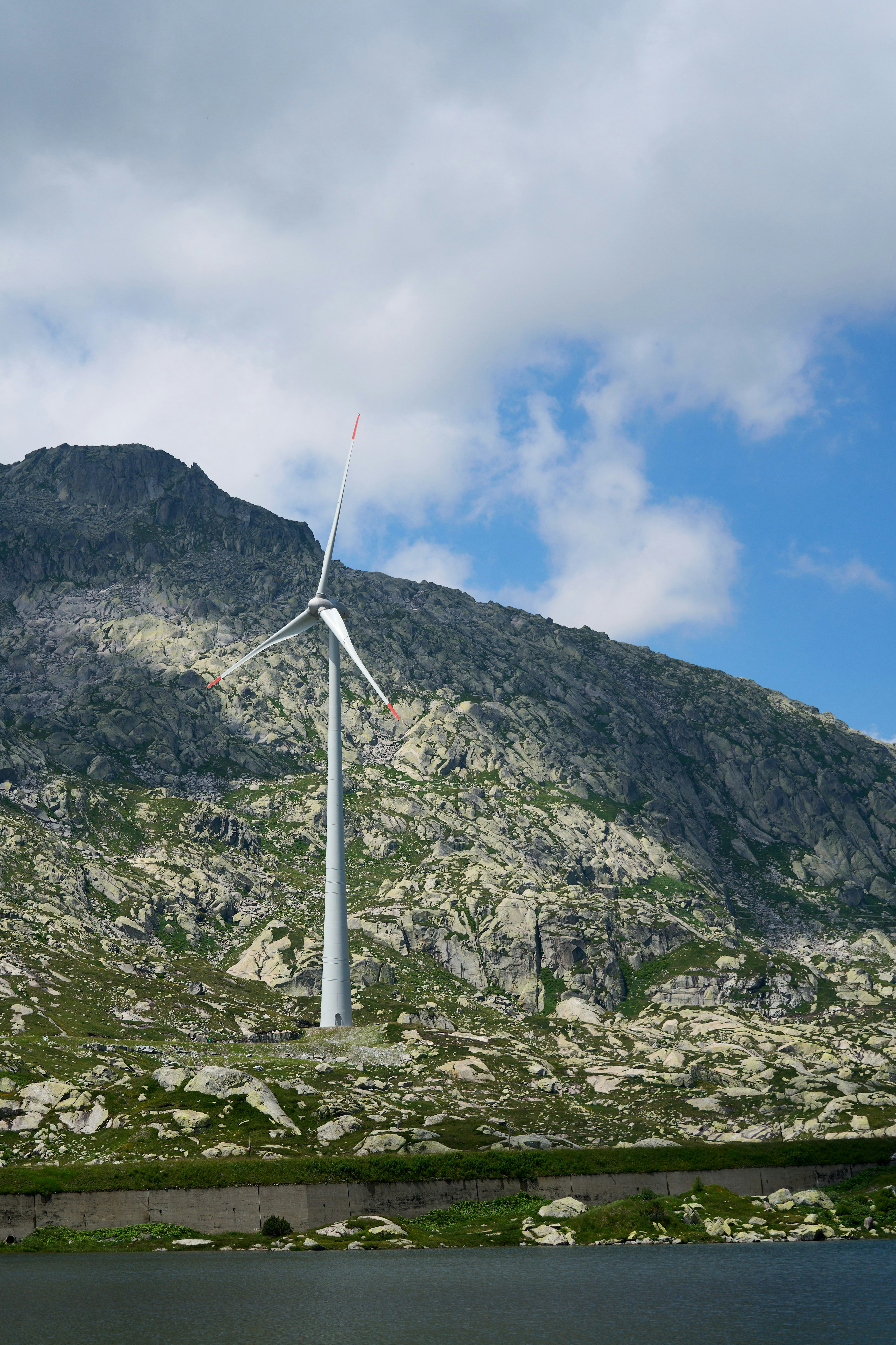 Un poteau blanc avec un drapeau dessus près d’un plan d’eau photo ...