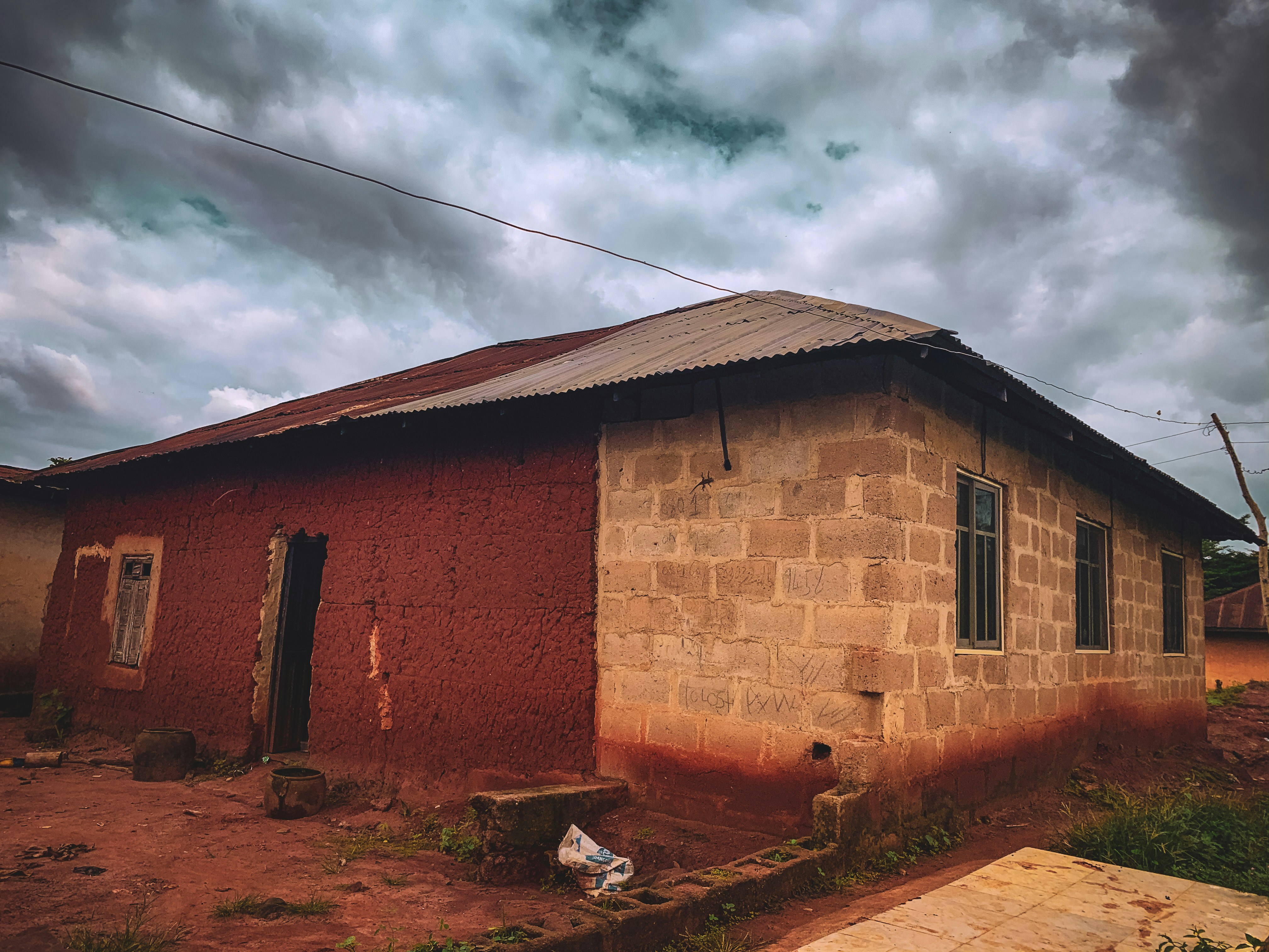 Foto Un edificio con un techo roto – Imagen Gris gratis en Unsplash