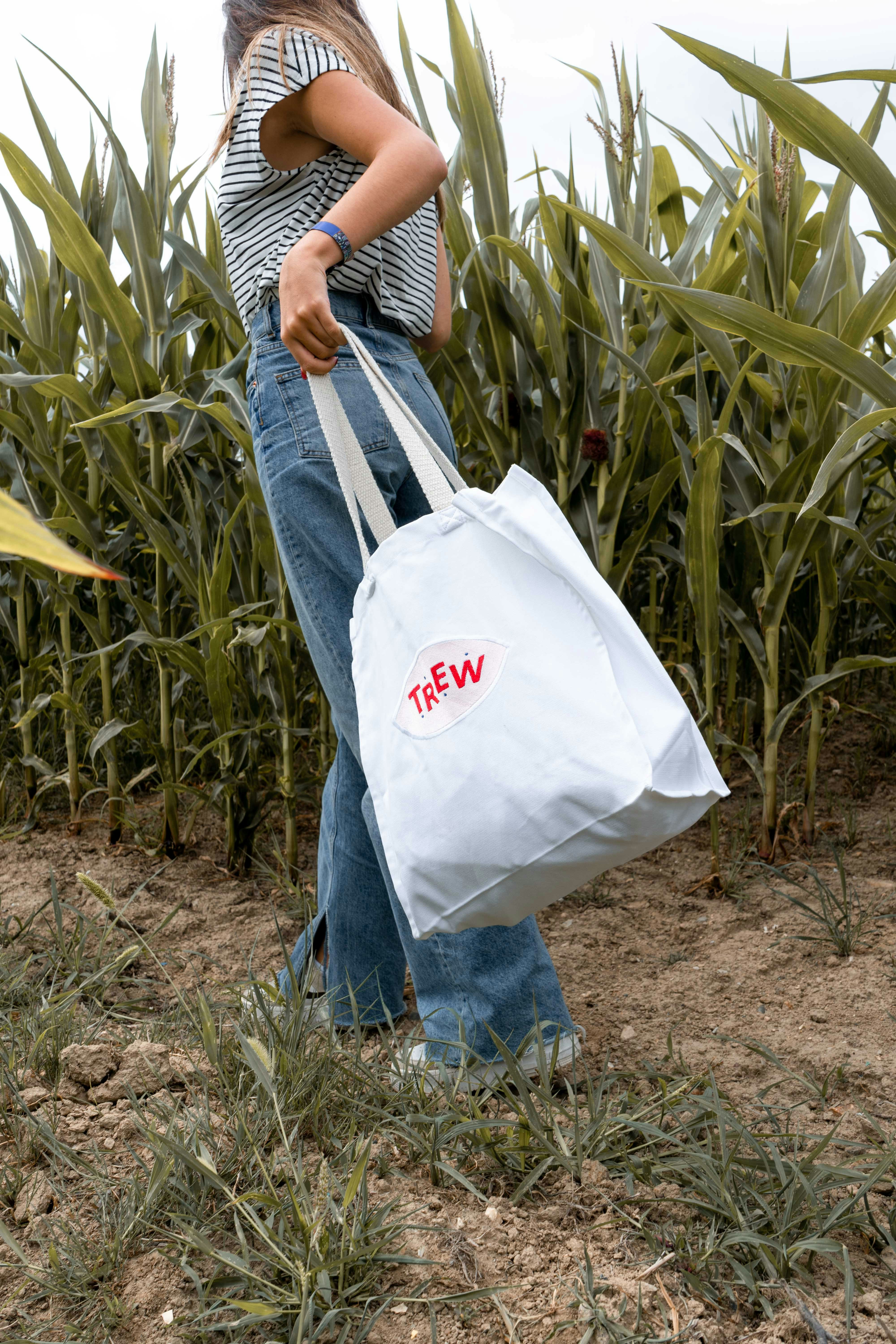 A person carrying a bag photo – Free Bag Image on Unsplash