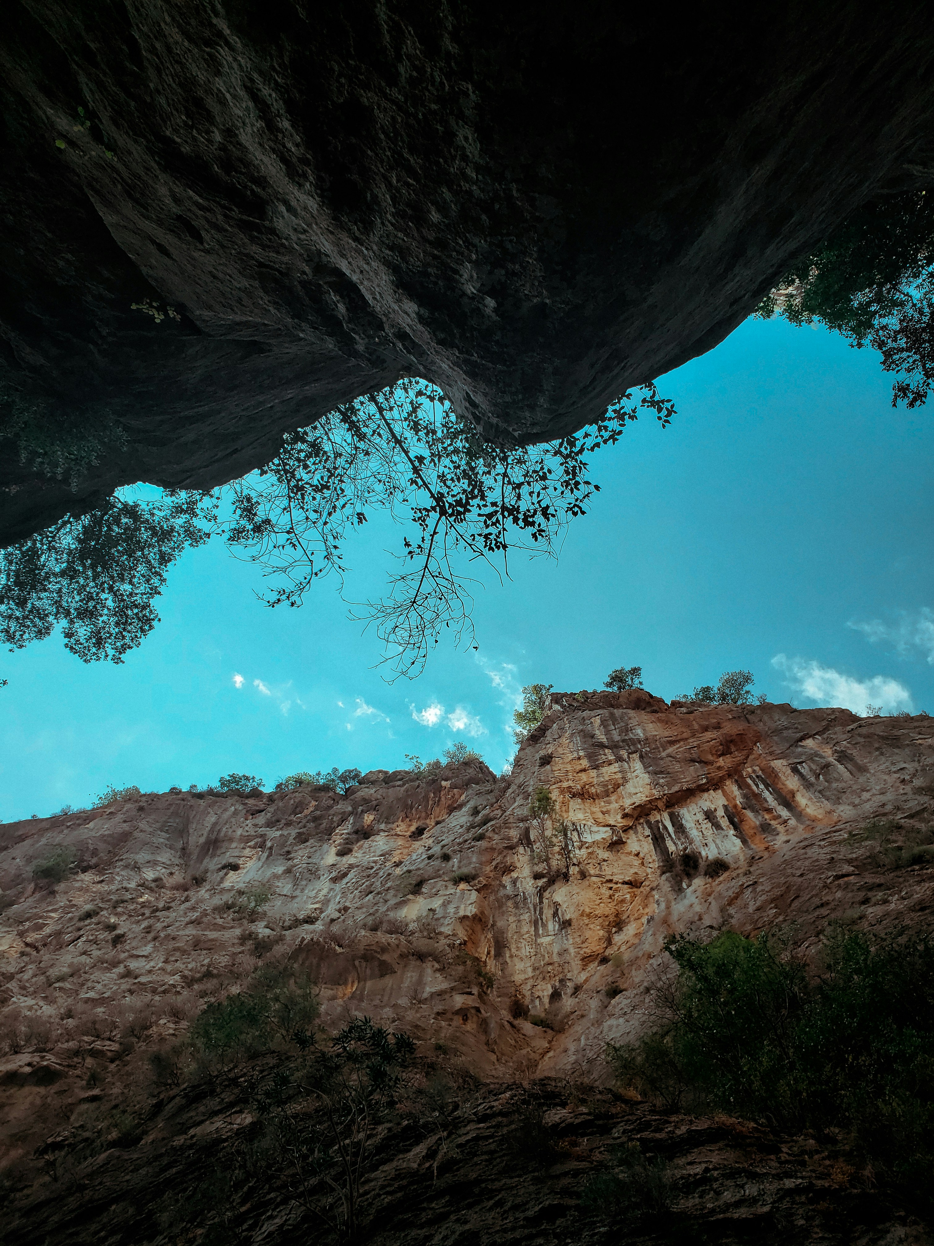 Une vue d’un canyon de l’intérieur d’une grotte photo – Photo Bleu ...