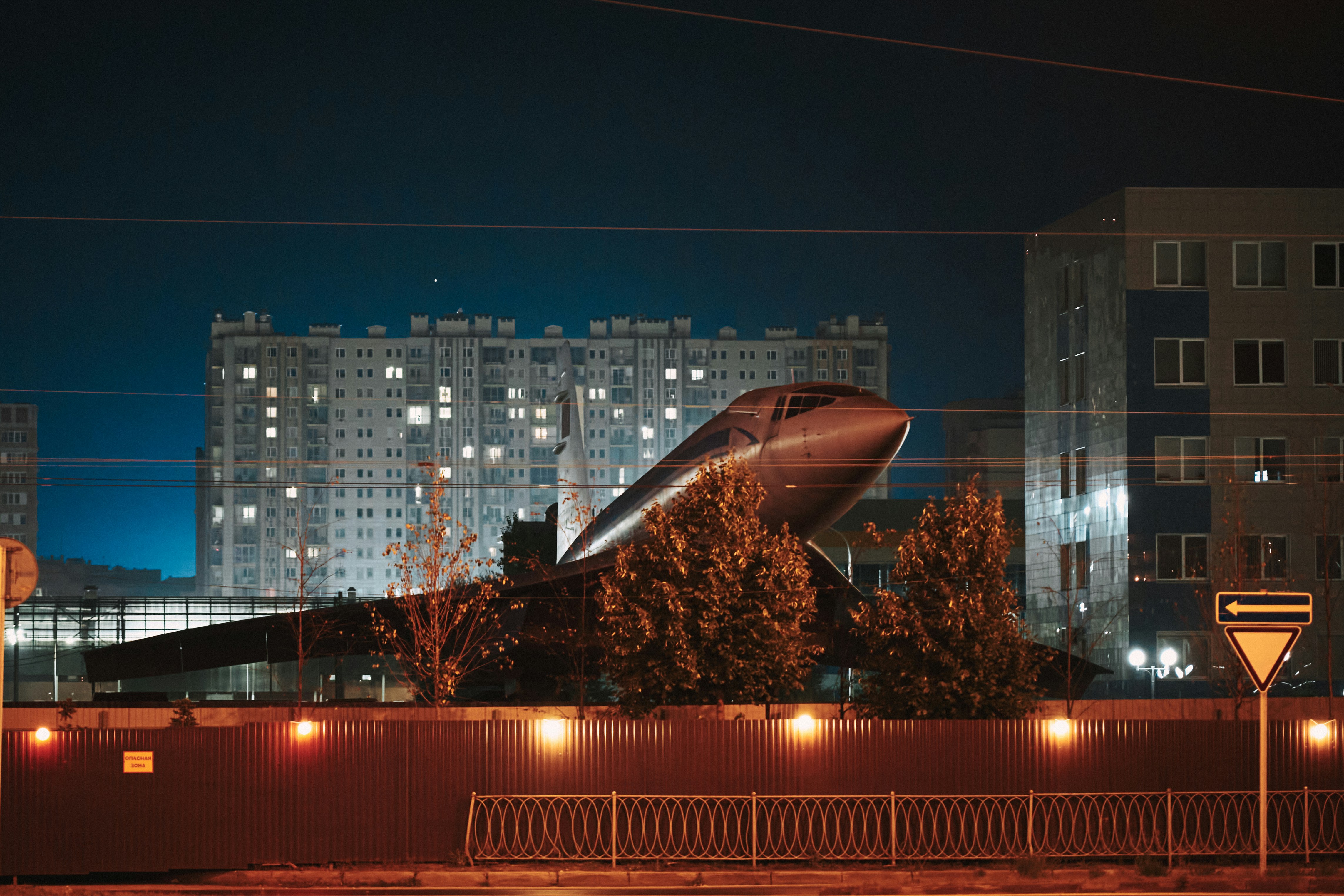 Midnight Chrome Overlook: A Streamlined Sculpture Pierces the City Night