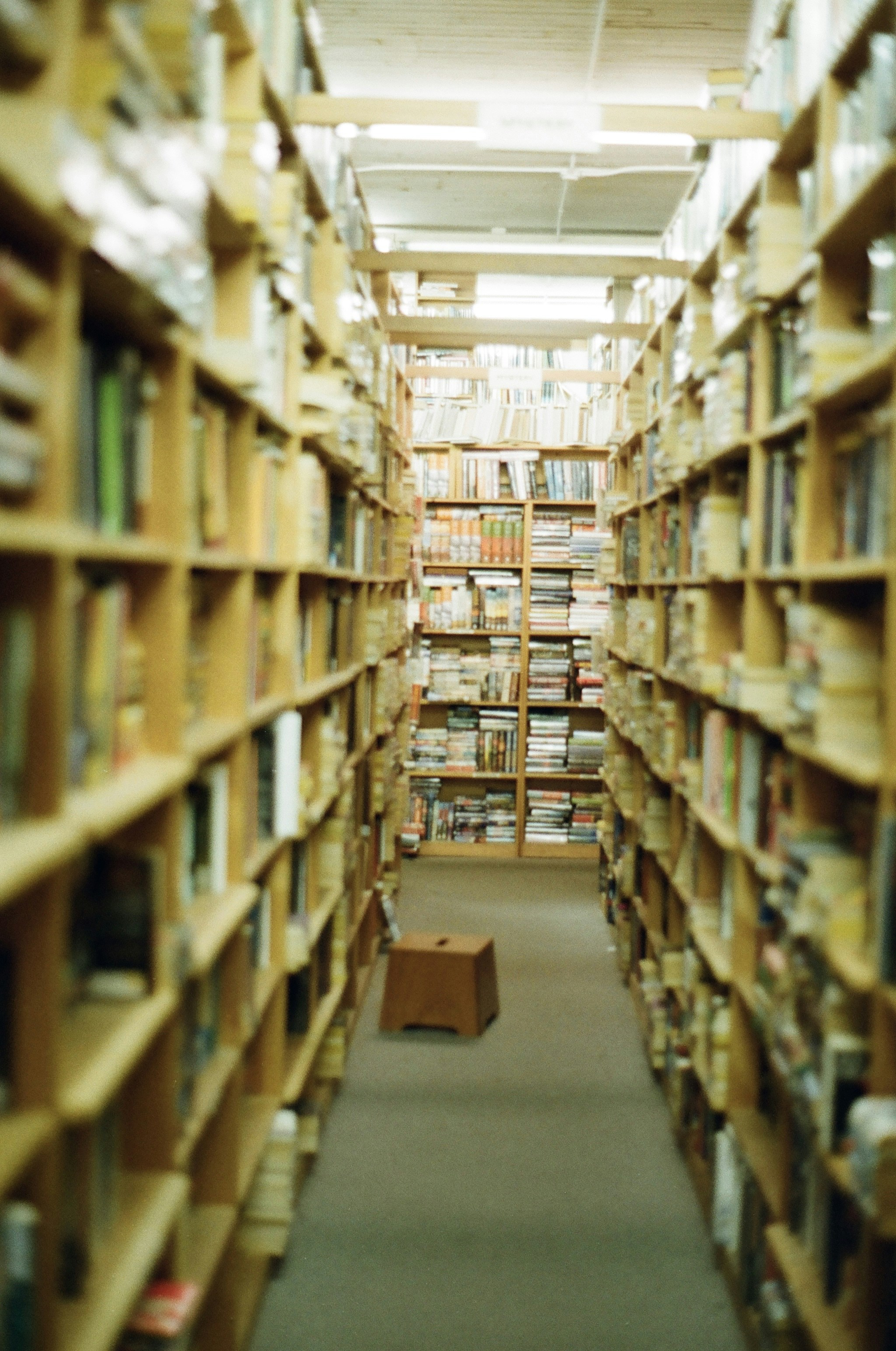 A library with many books photo – Free Image on Unsplash