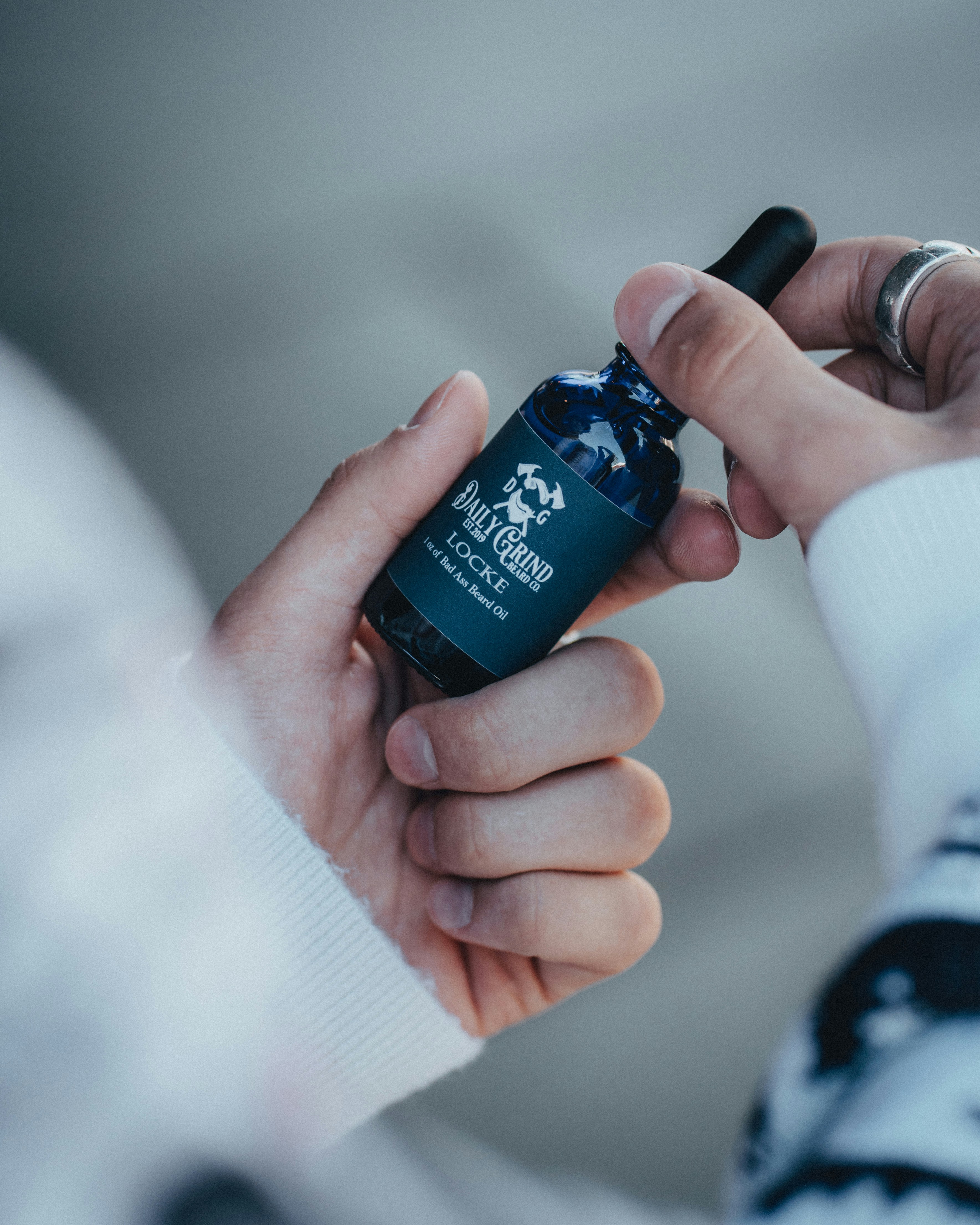 A person holding a small device photo – Free Editorial Image on Unsplash