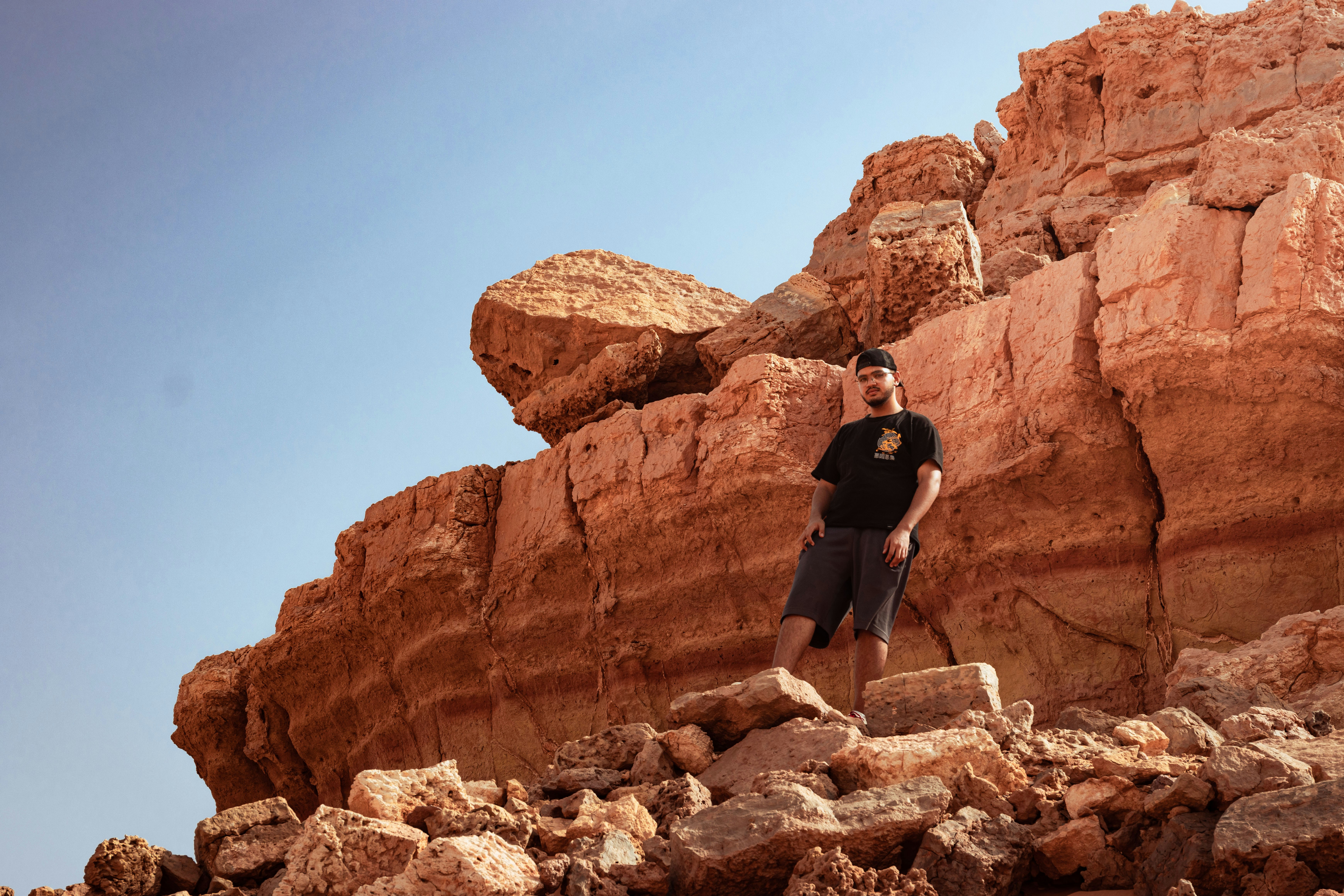 Foto Un hombre parado sobre una roca – Imagen Timokten gratis en Unsplash