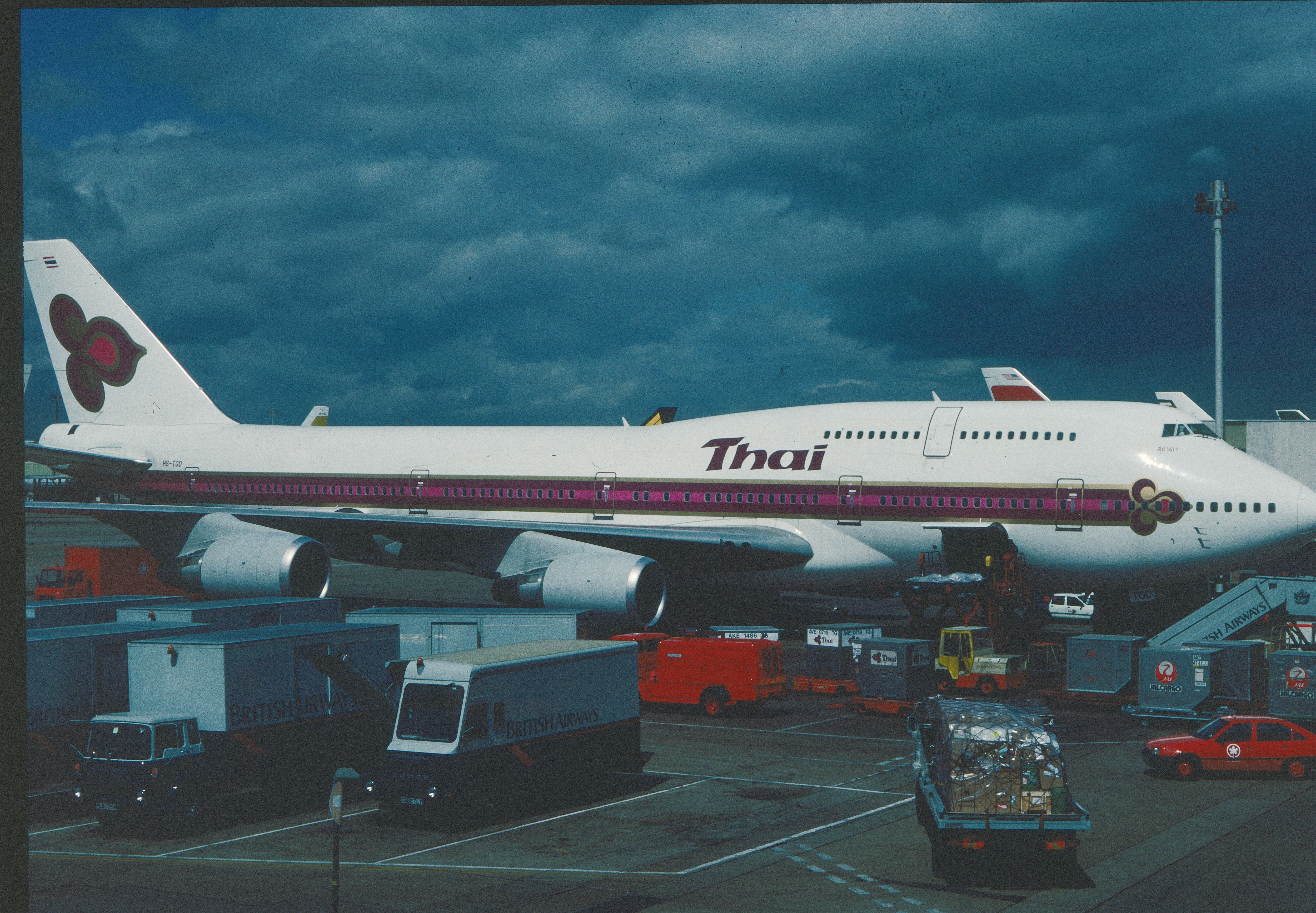 Thai Airways at Gate: A Quiet Tarmac Moment Before Departure