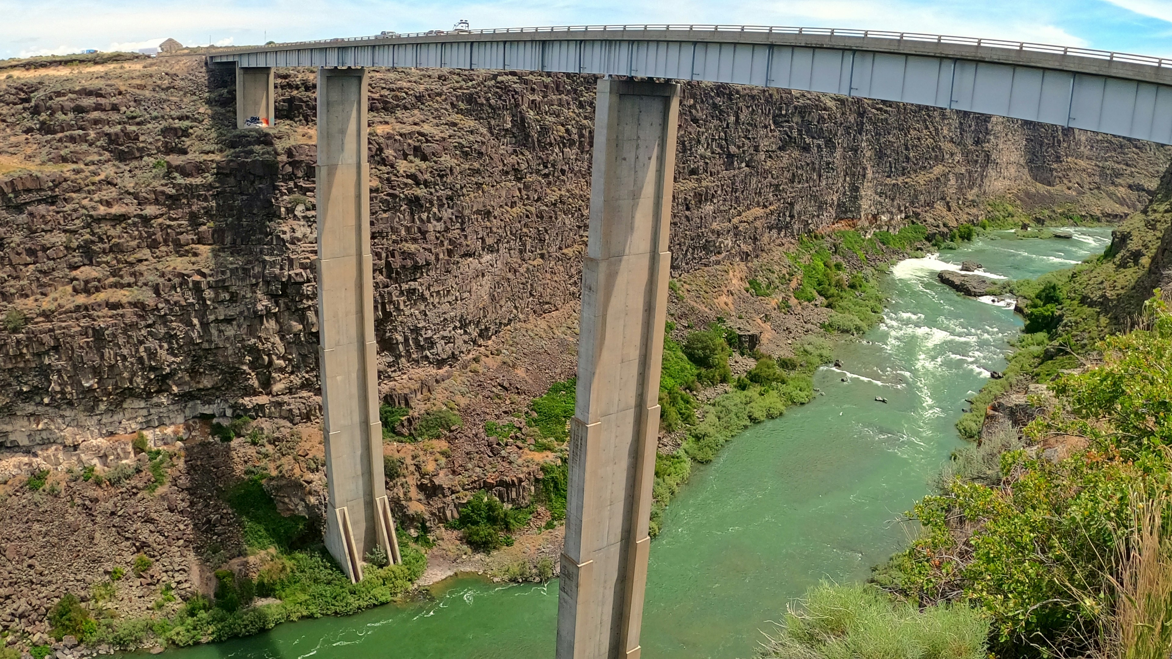 Foto Un puente sobre un río – Imagen Puente gratis en Unsplash