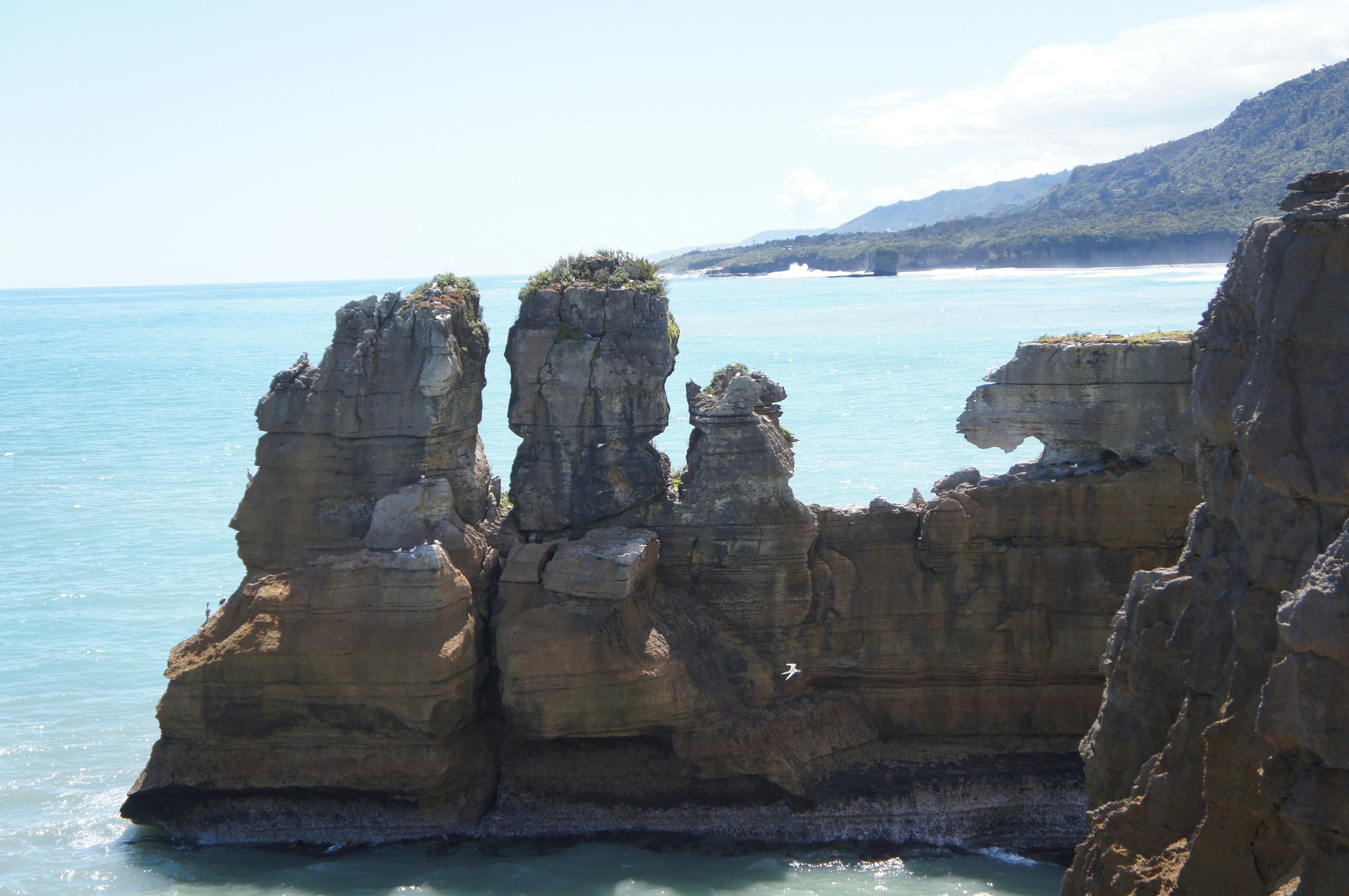 Une grande formation rocheuse dans l’eau photo – Photo gratuite sur ...