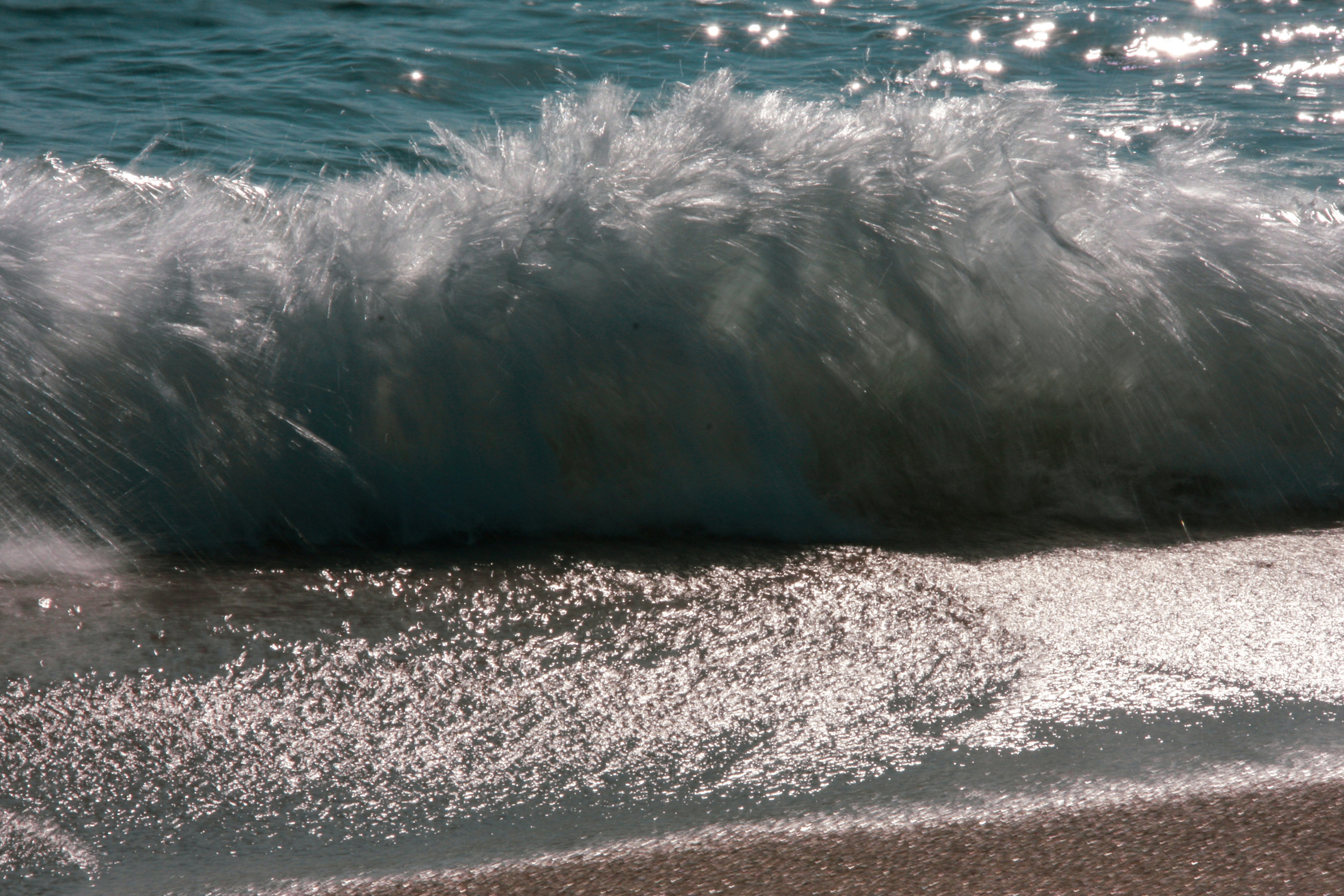 Vagues s’écrasant sur une plage photo – Image gratuite de Fonds d'écran ...
