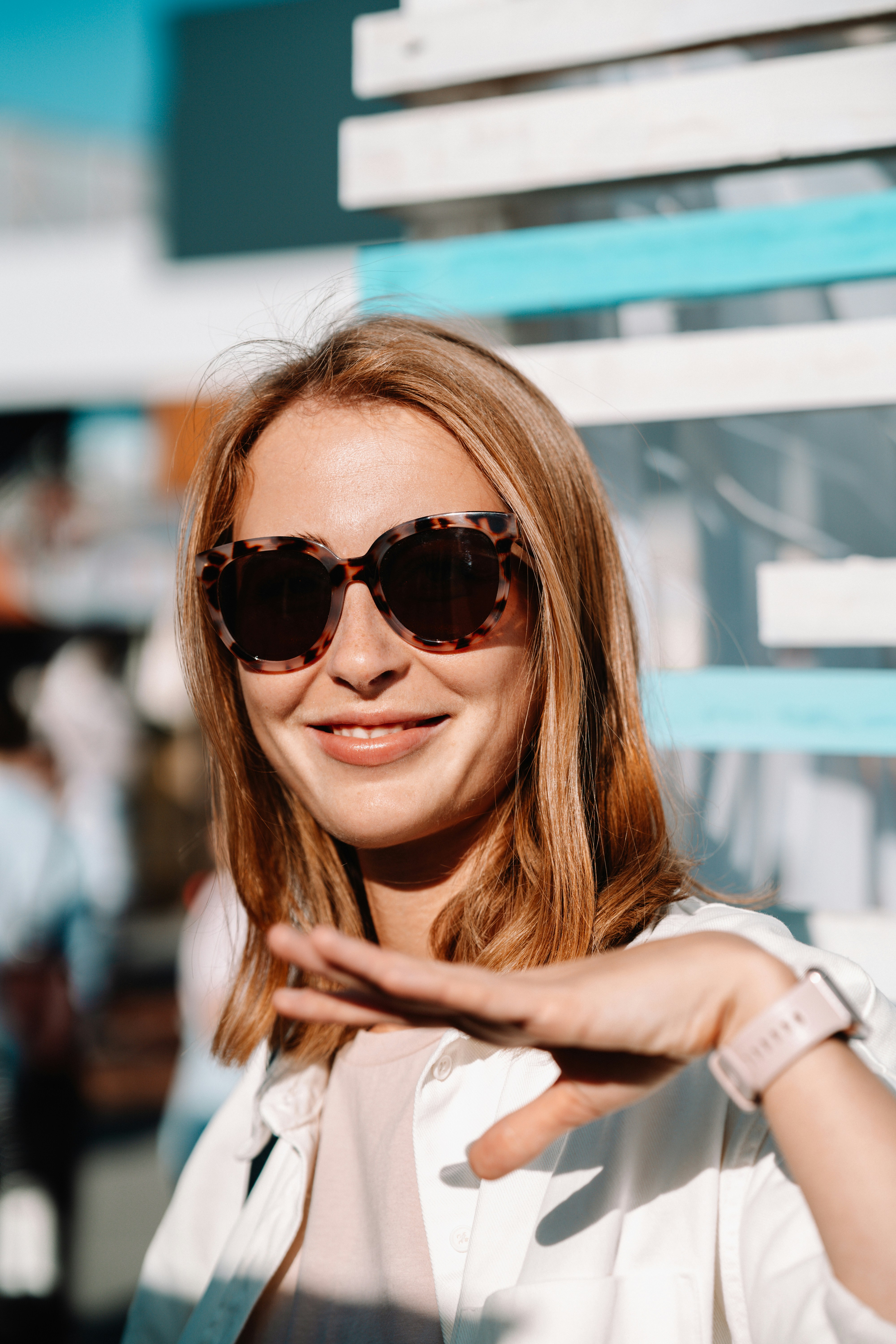 Una mujer con gafas de sol posando para la cámara foto – Imagen de Cara ...
