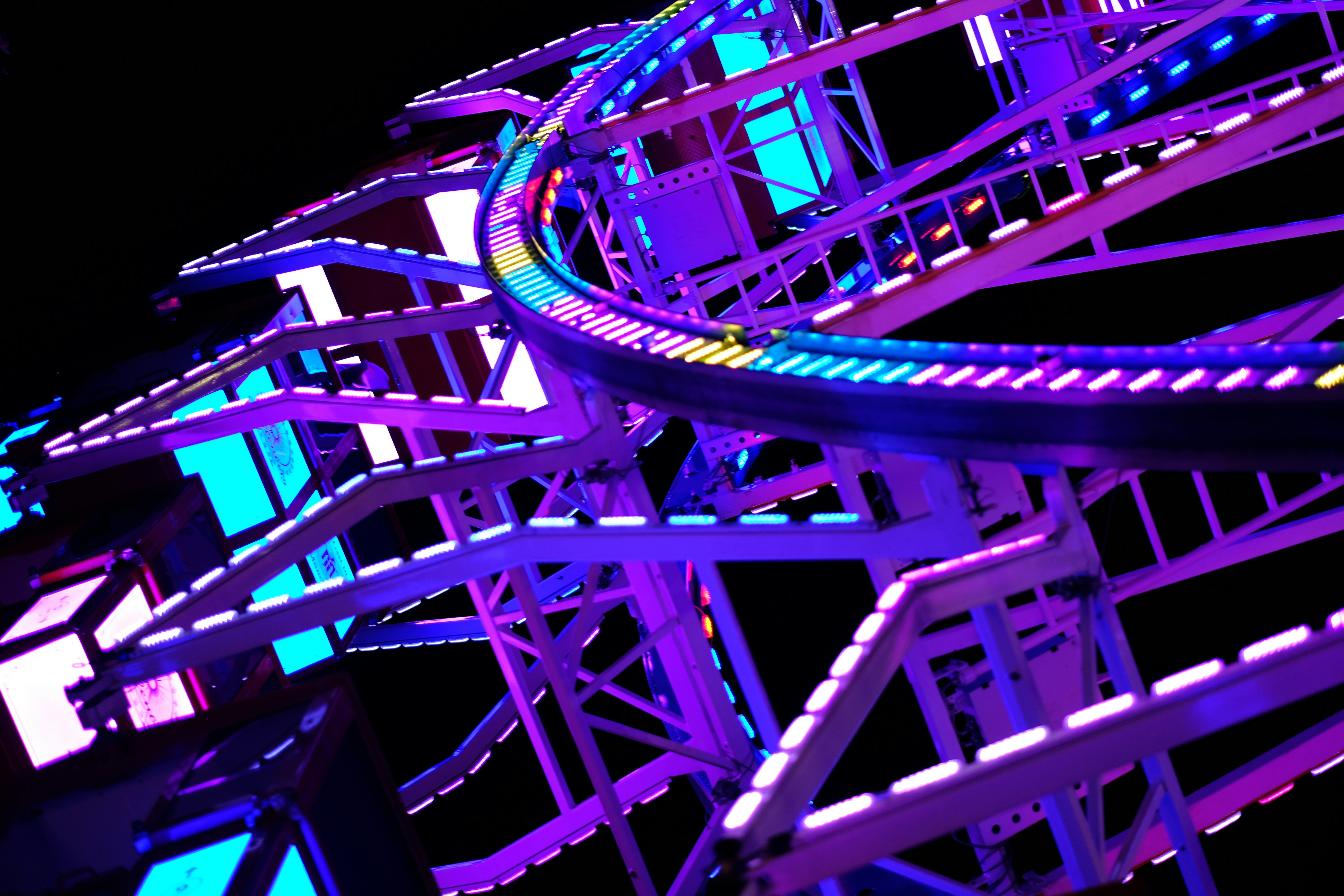 Neon Coils Over a Geometric Nightframe
