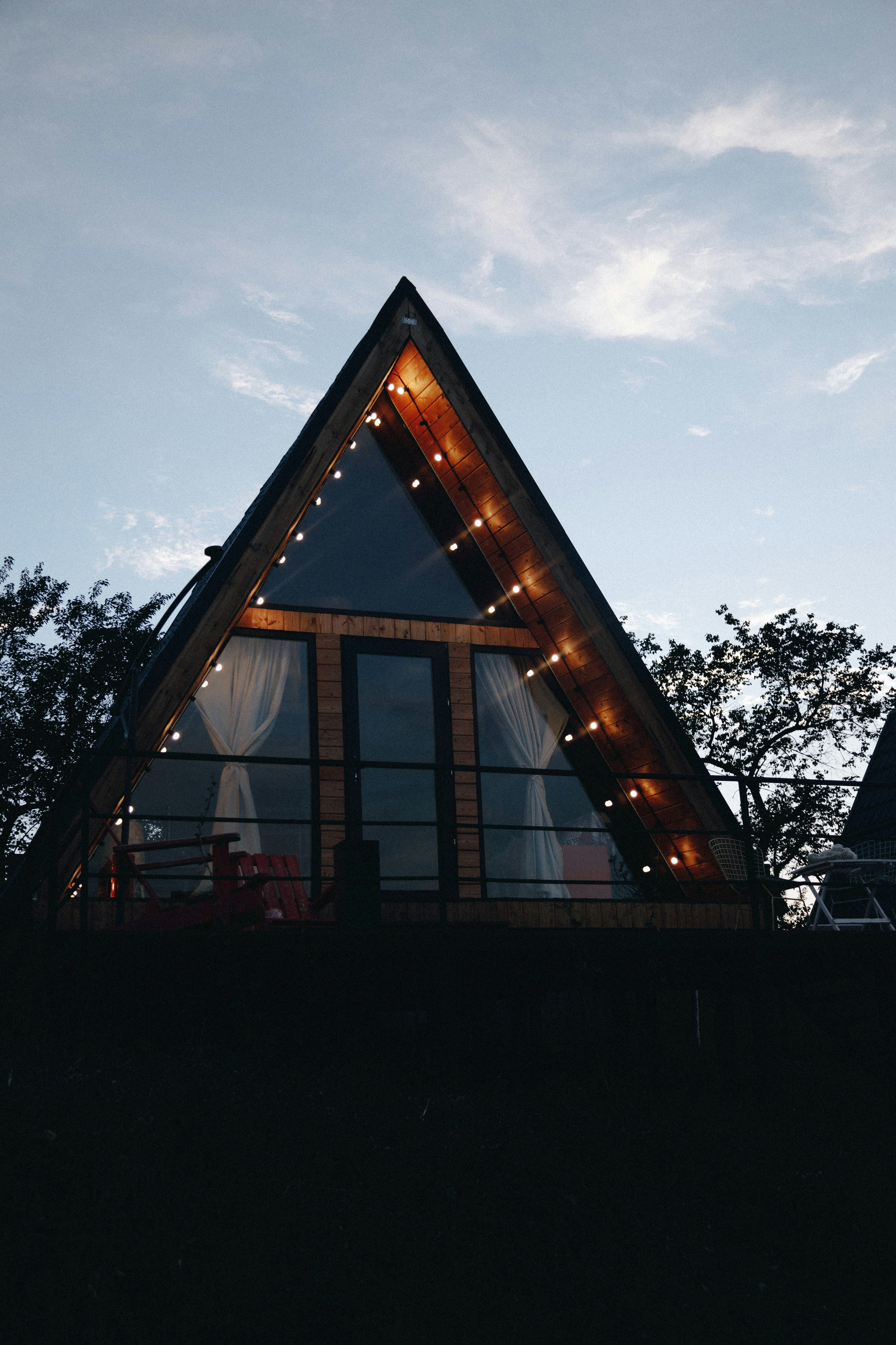 Foto Un edificio con techo triangular – Imagen Triángulo gratis en Unsplash