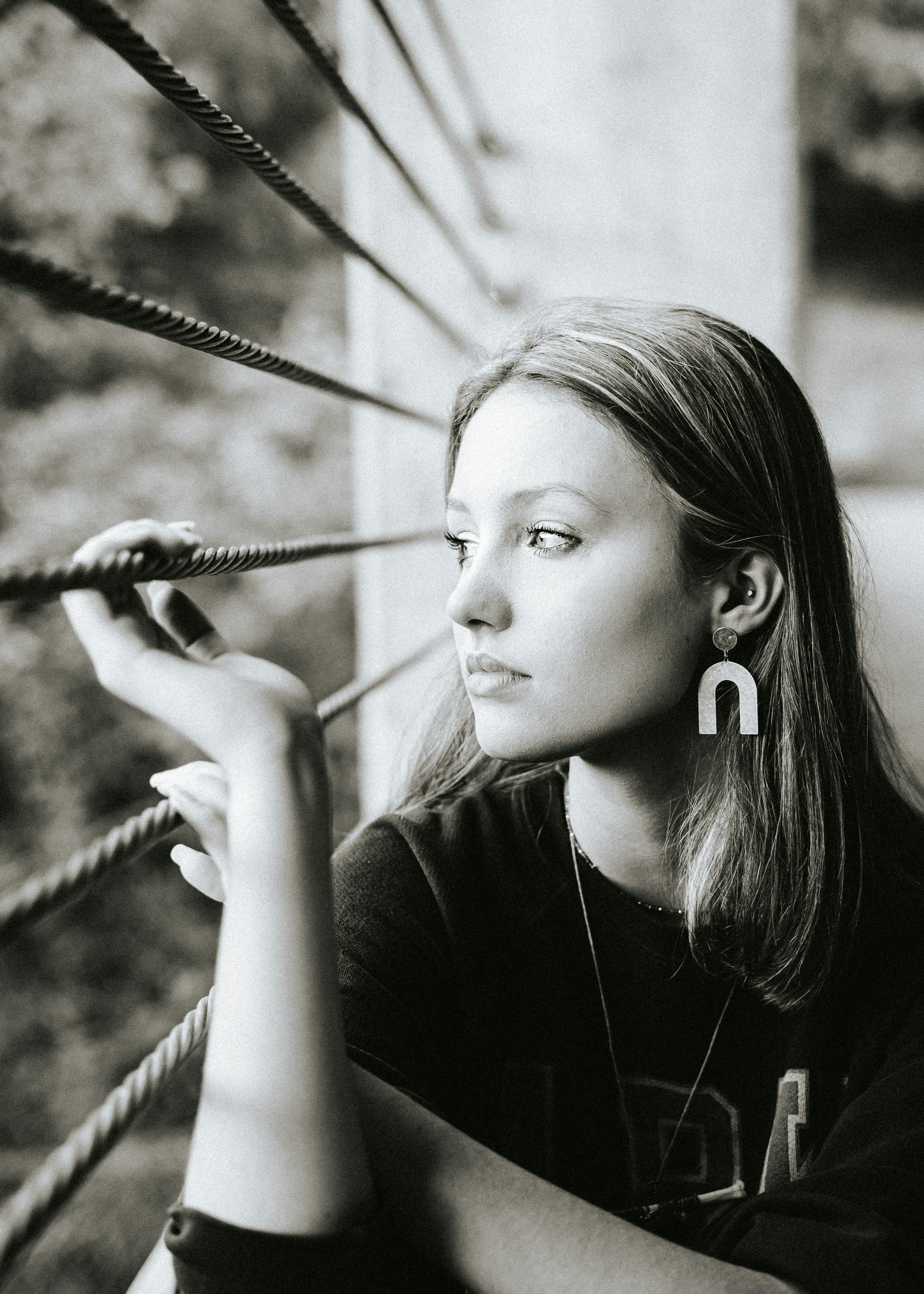 Une femme tenant une chaîne photo – Photo Sources chaudes Gratuite sur Unsplash