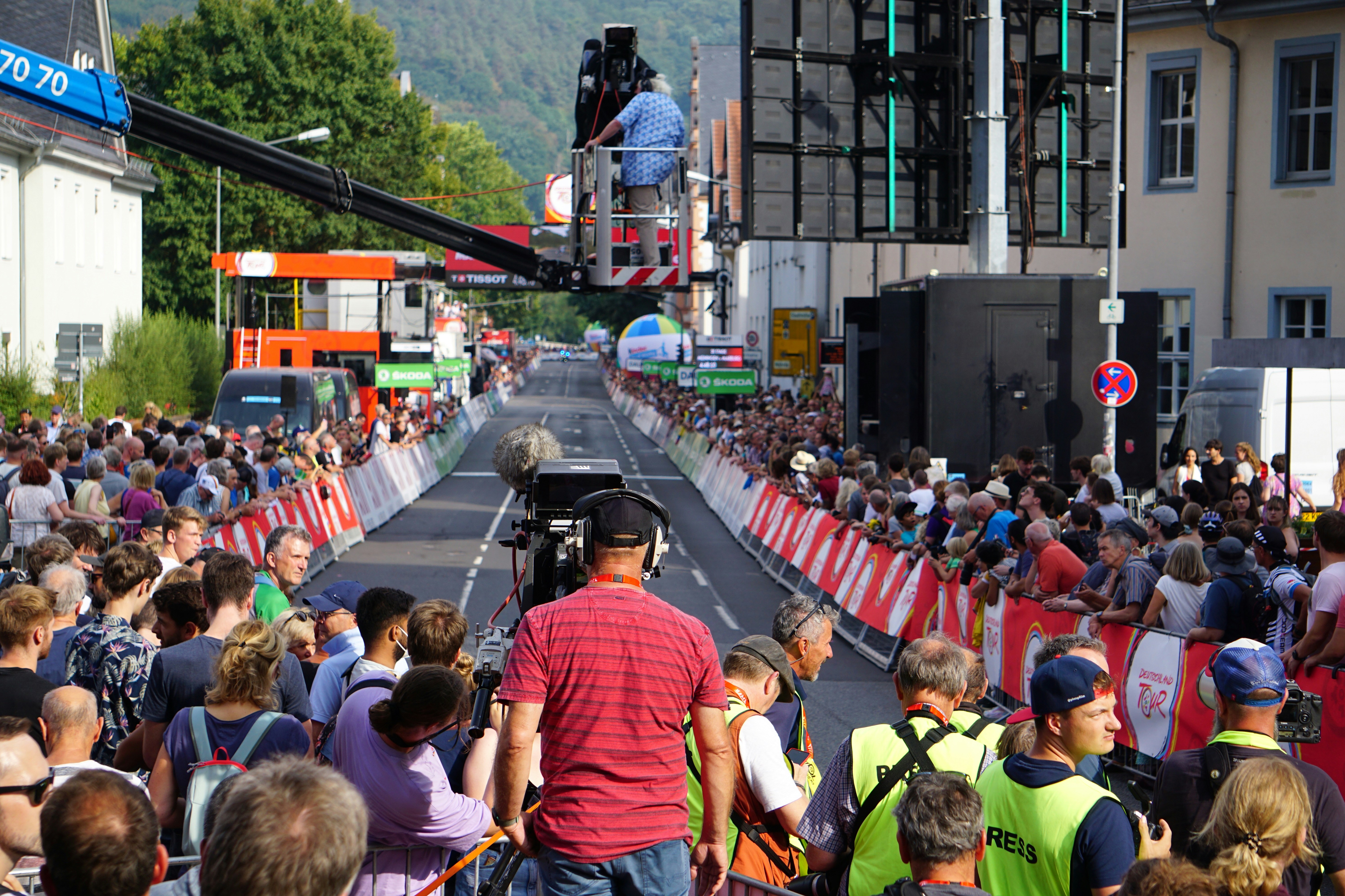 A crowd of people watching a person on a ladder photo – Free Marburg ...