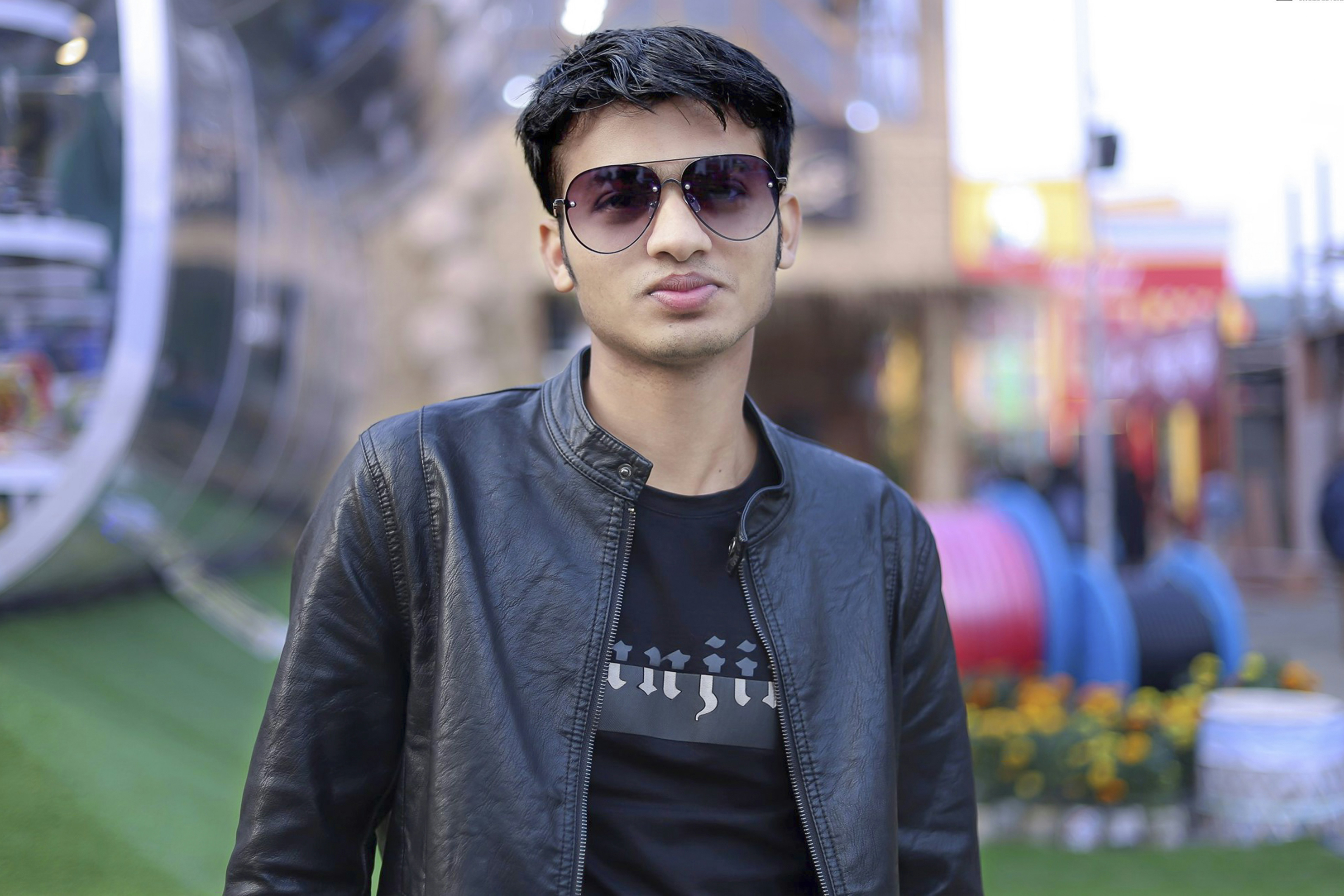 Foto Una persona con gafas de sol – Imagen Comercio Justo Internacional gratis en Unsplash