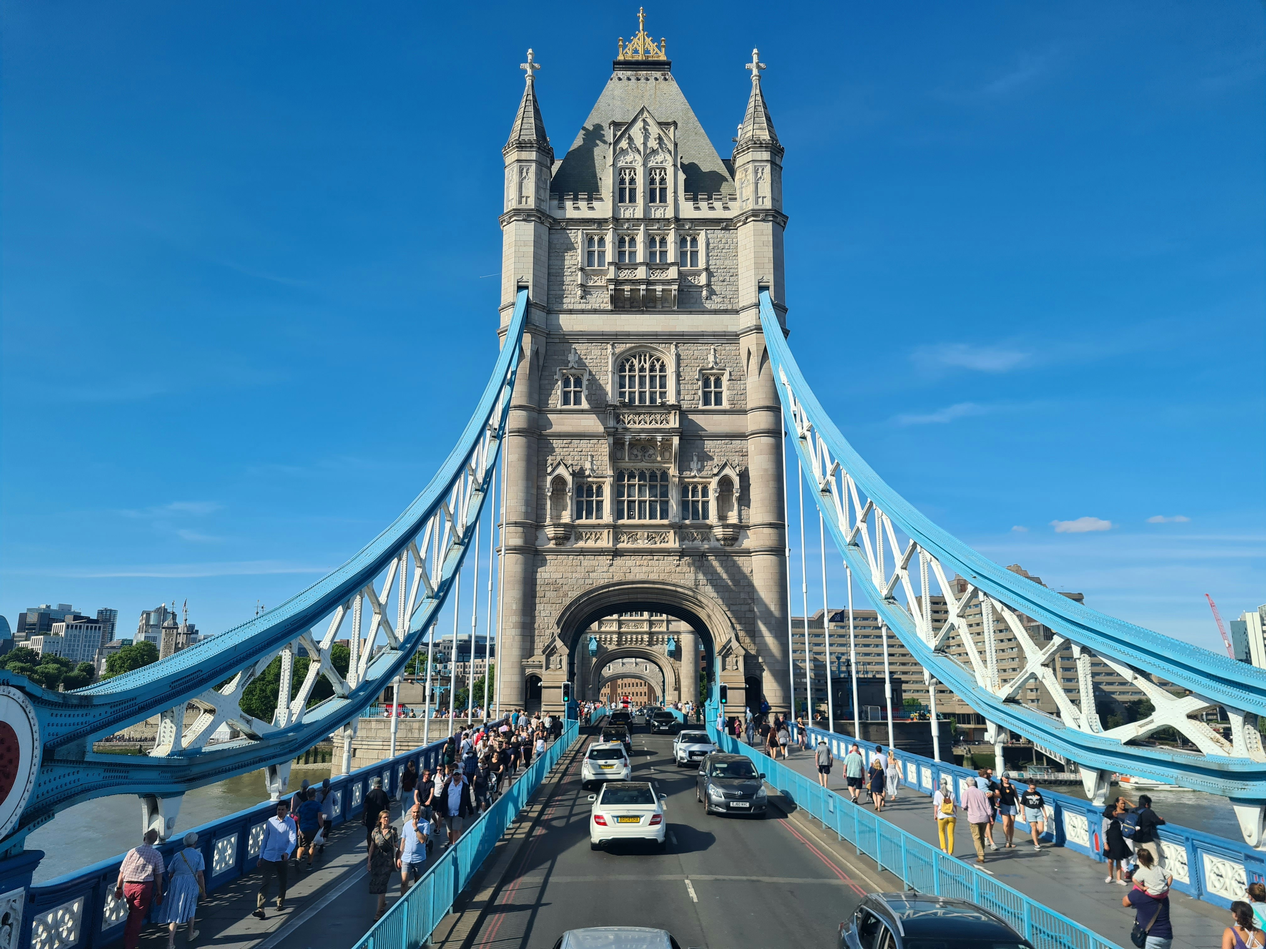 Foto Tower Bridge con coches y gente en él – Imagen gratis en Unsplash
