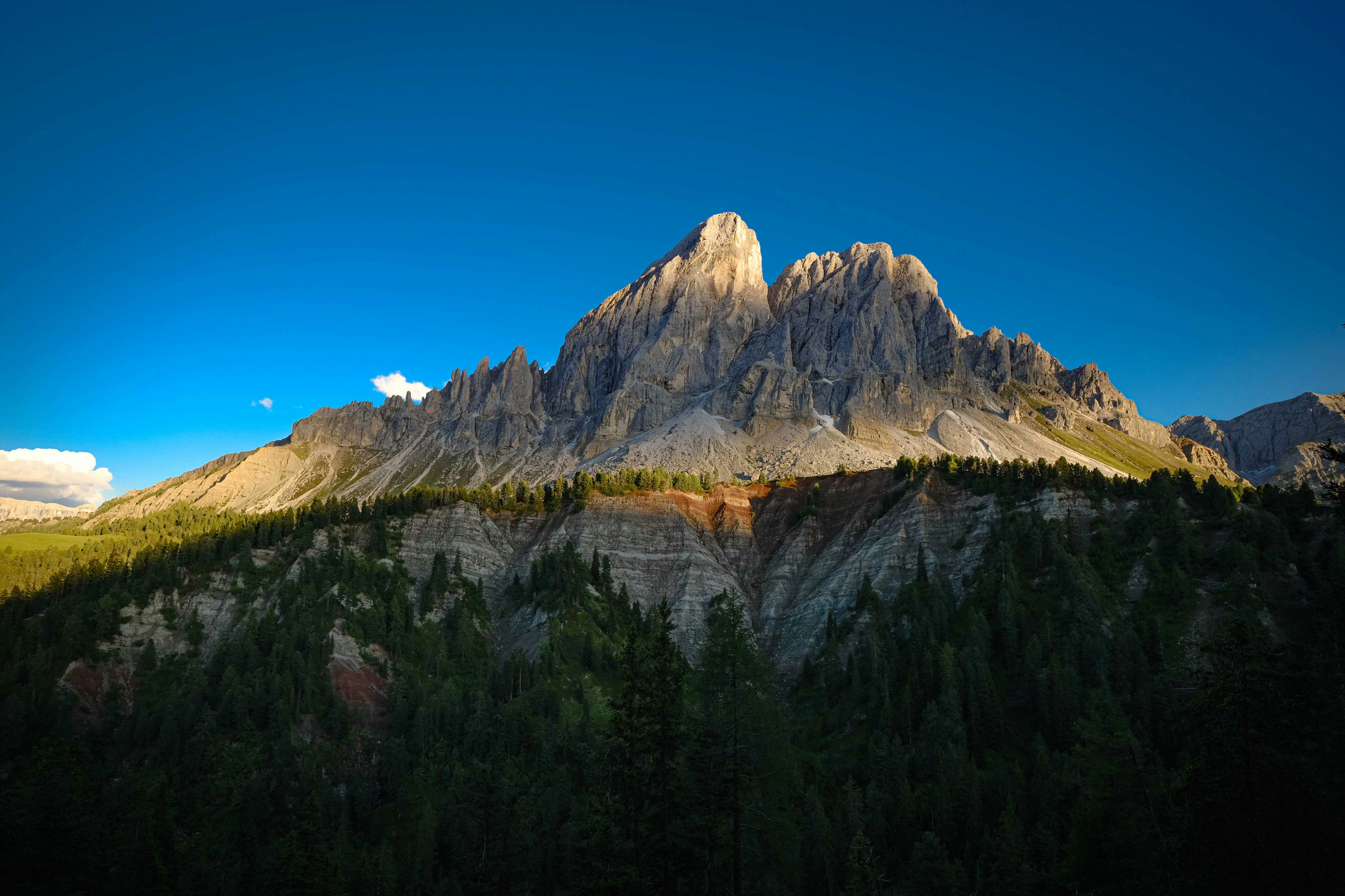 Une montagne avec des arbres en contrebas photo – Photo 배경화면 Gratuite ...