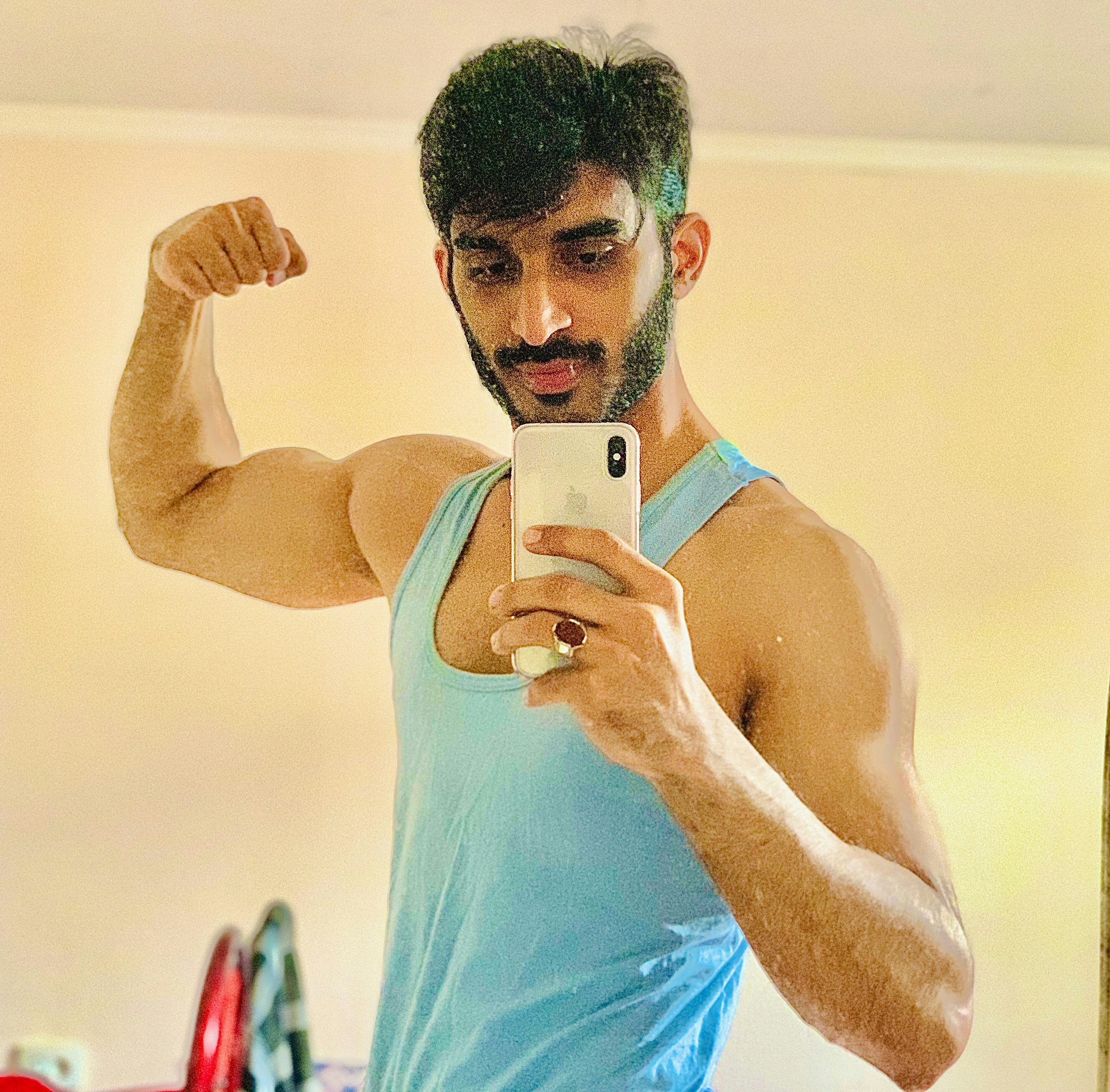 Un homme fléchissant ses muscles photo – Photo La personne Gratuite sur ...