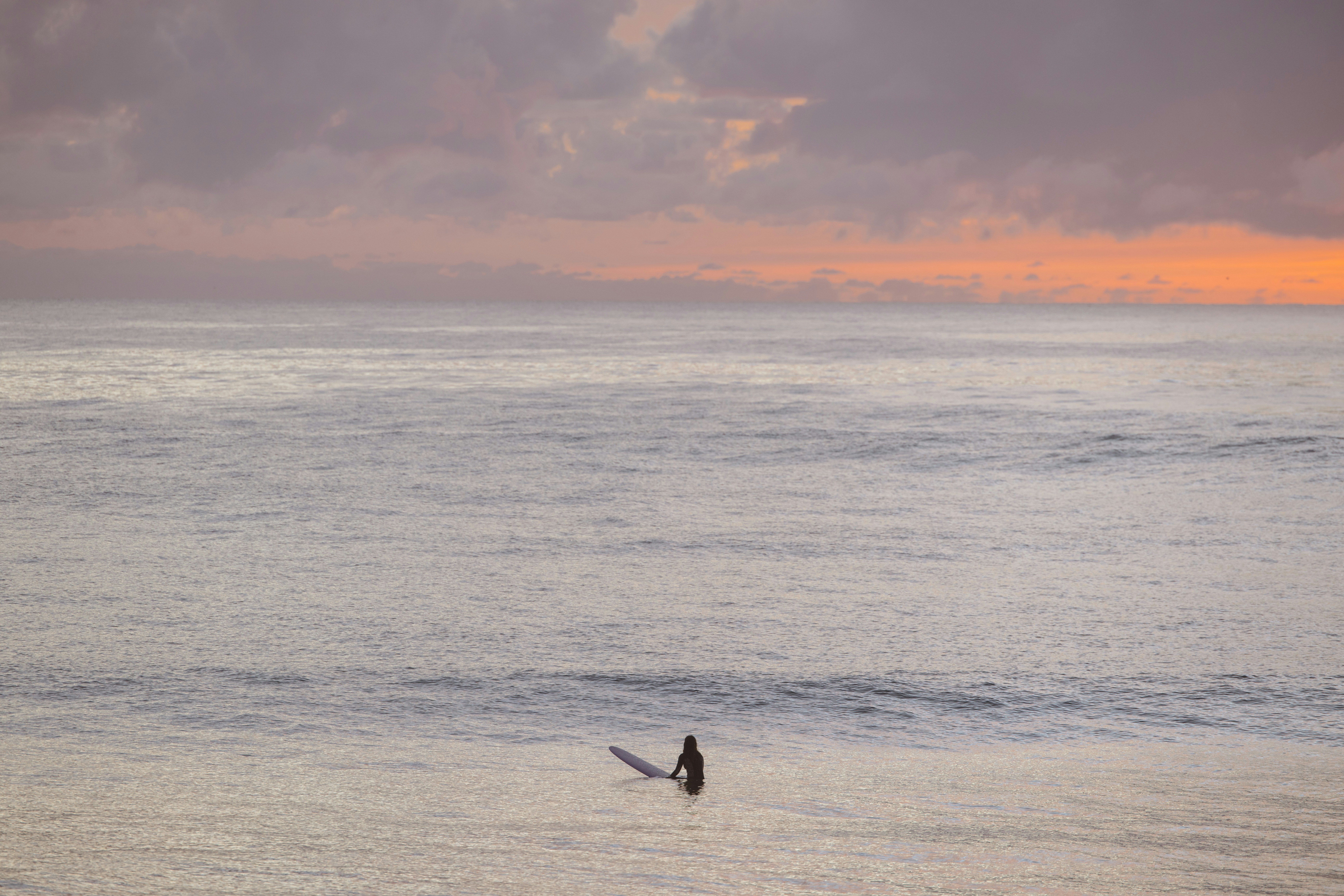 Una persona surfeando en el mar foto – Imagen de Playa gratuita en Unsplash