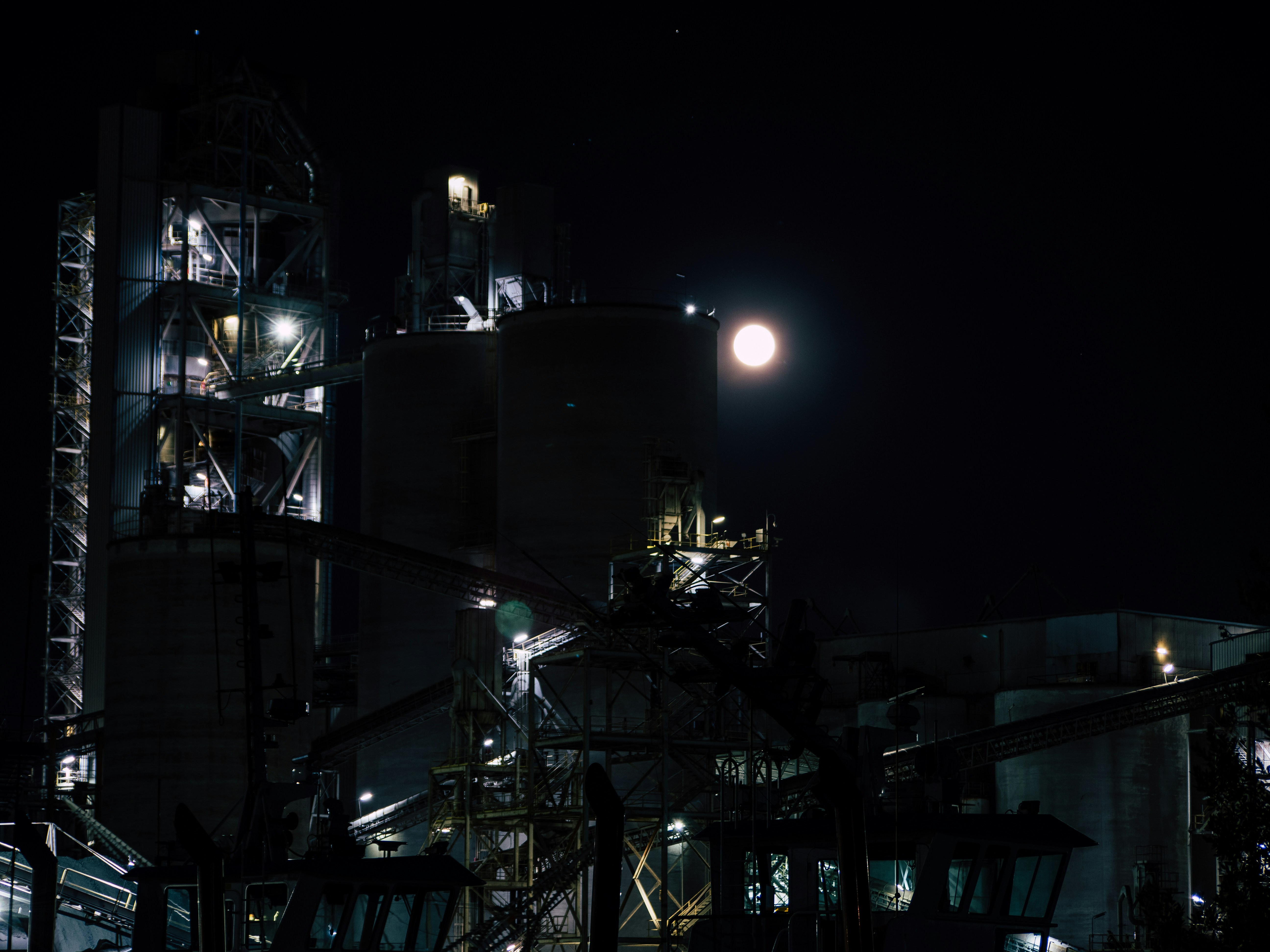 A factory with a full moon photo – Free Seattle Image on Unsplash