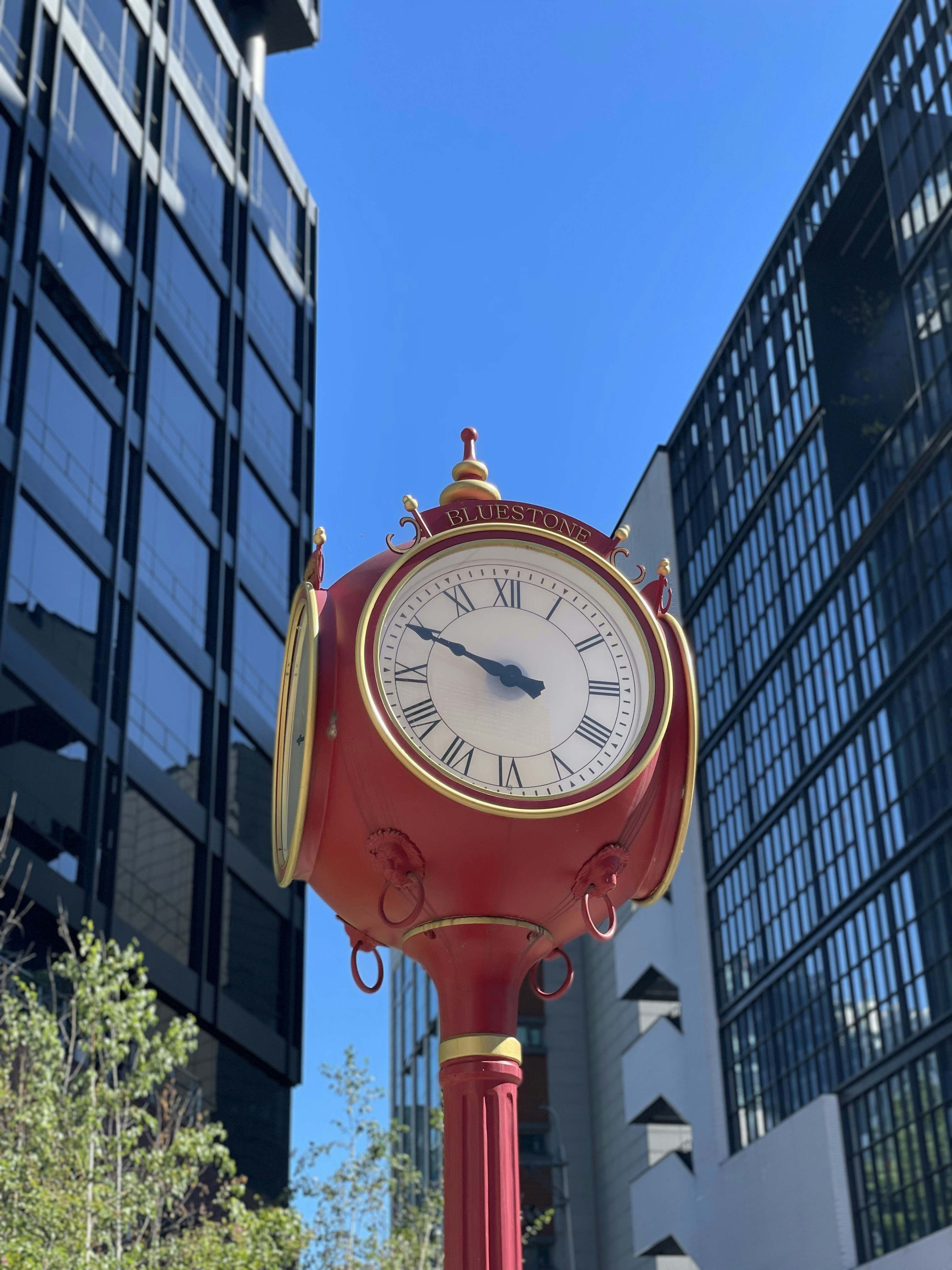 A clock on a pole photo – Free Architecture Image on Unsplash