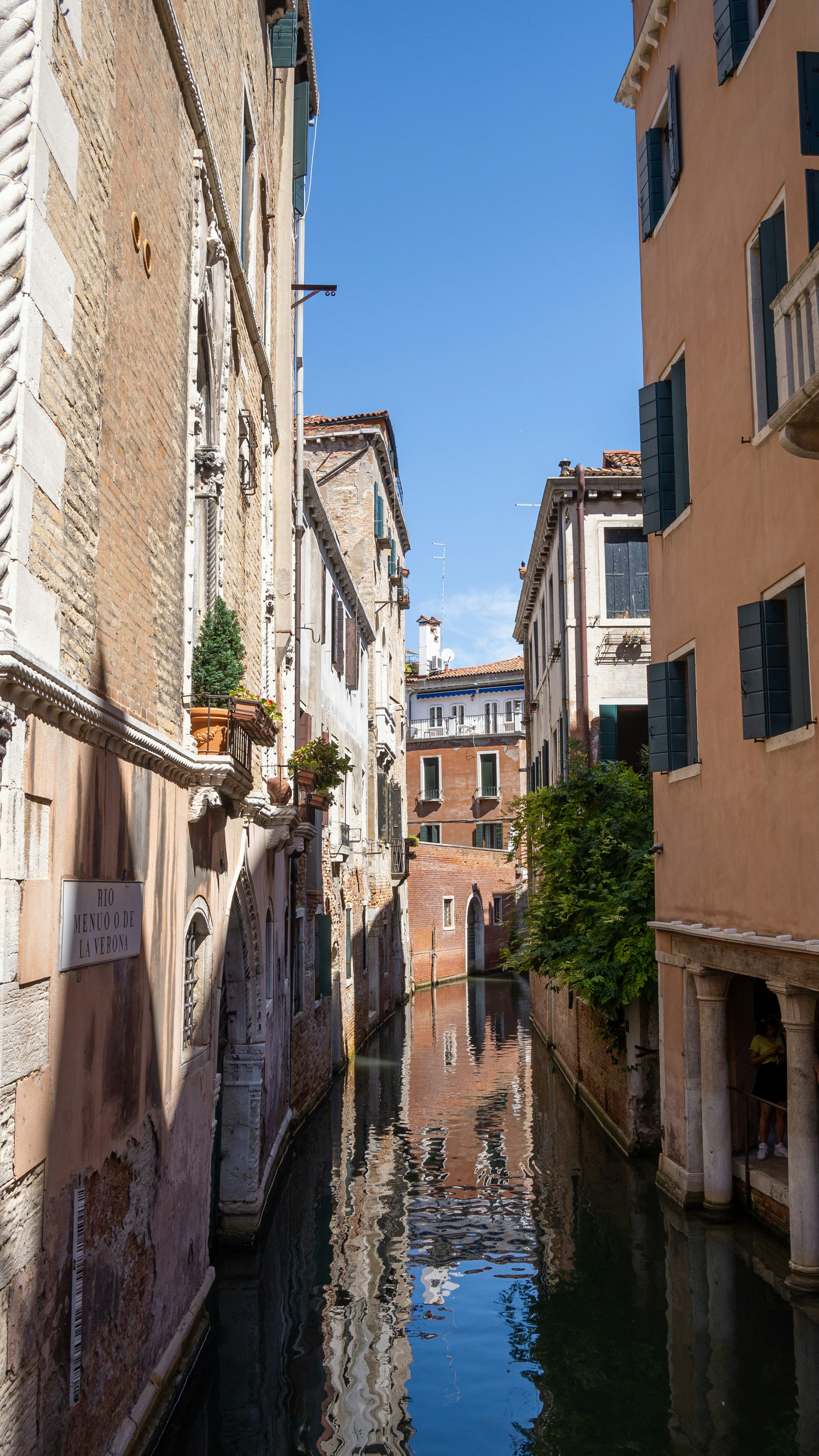 A canal between buildings photo – Free Venice Image on Unsplash