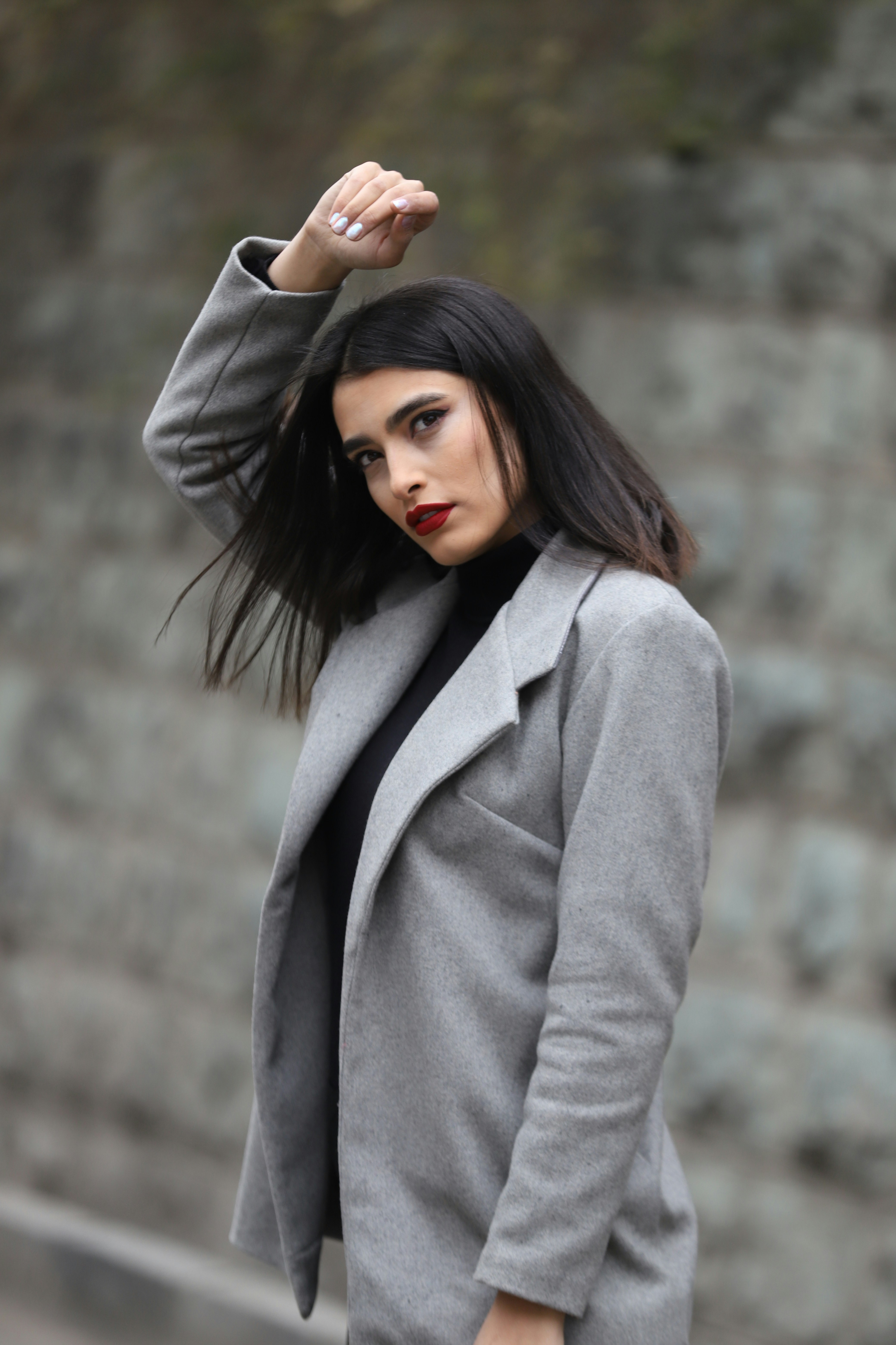 Foto Una persona posando para una foto – Imagen Teherán gratis en Unsplash