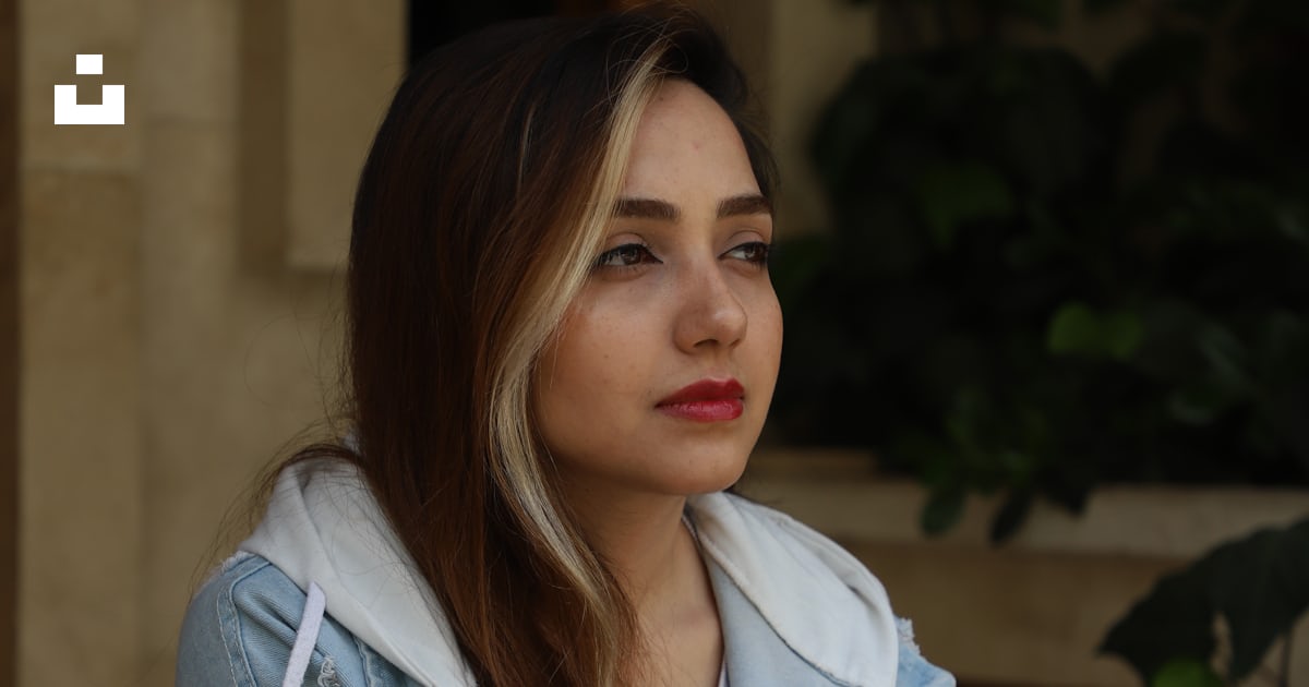 Foto Una Persona Sentada En Un Banco Imagen Tehran Gratis En Unsplash