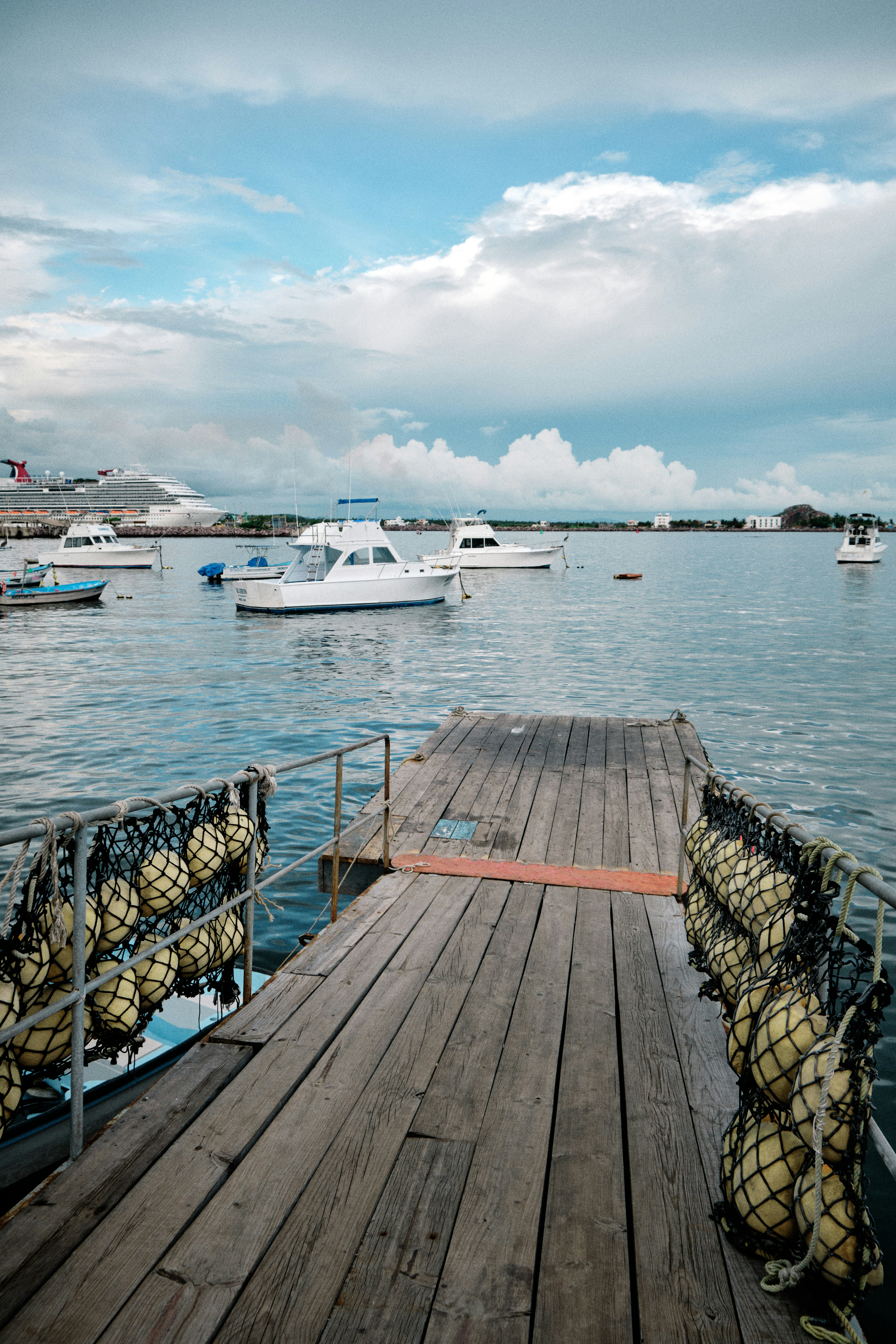 A dock with boats in the water photo – Free Yates Image on Unsplash