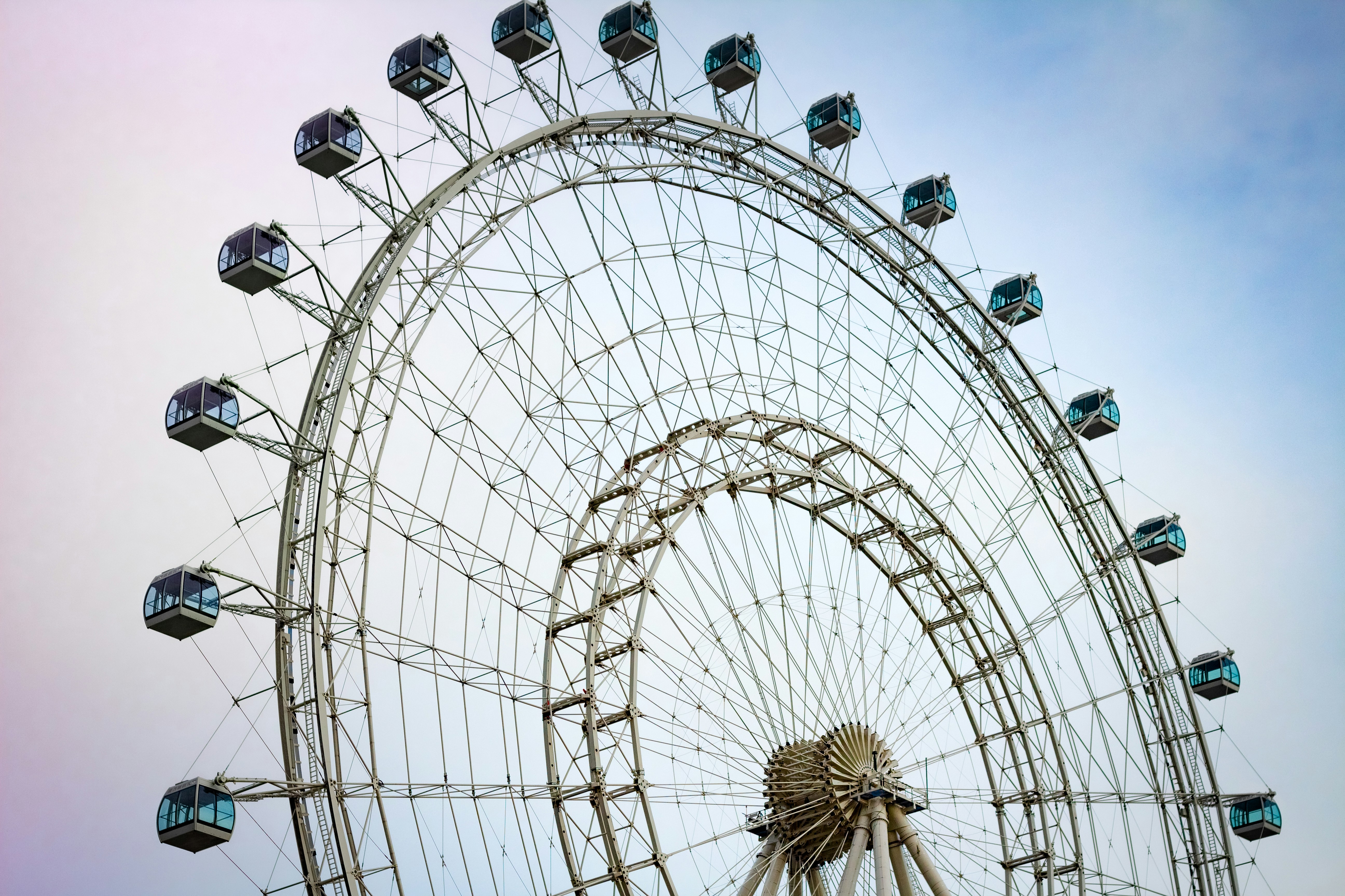 Clockwork in the Sky: The Ferris Wheel's Concentric Pulse