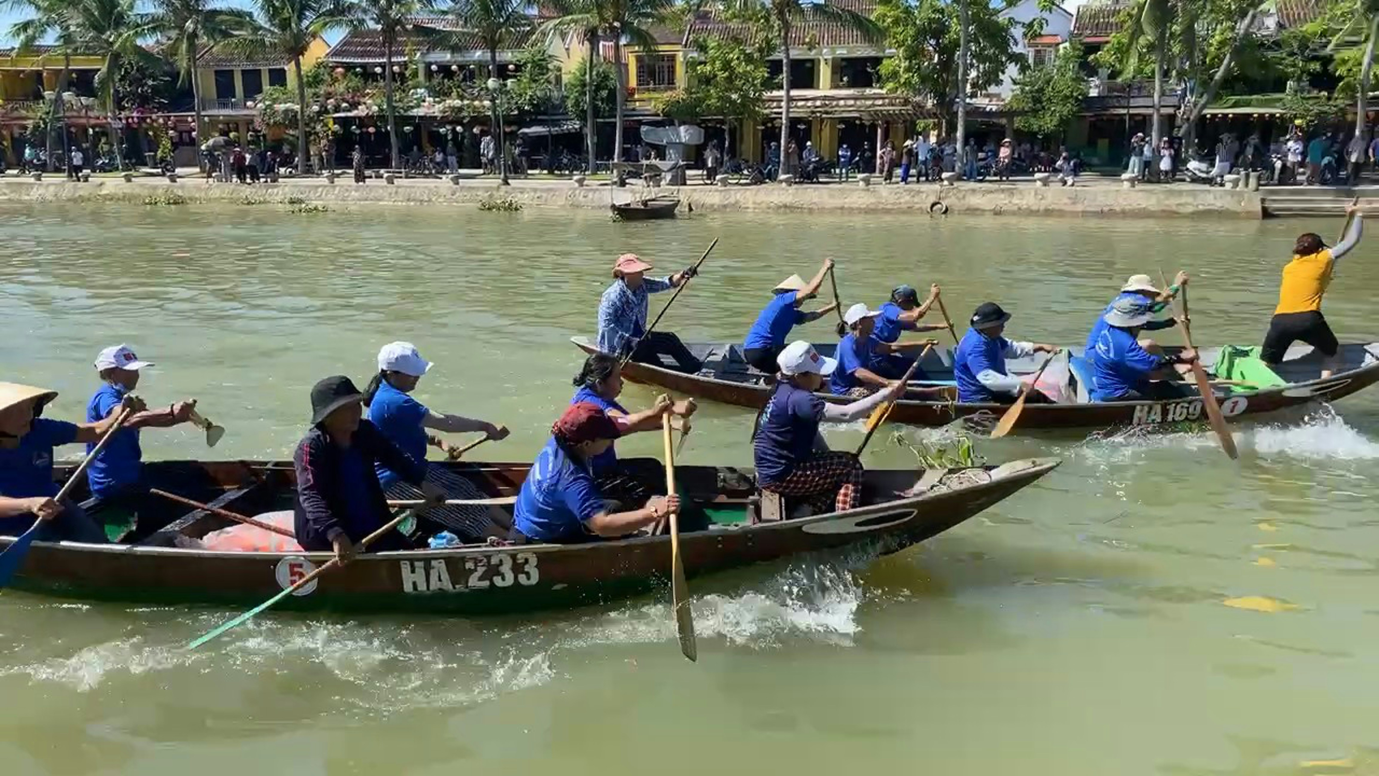A group of people rowing a boat photo – Free Vietnam Image on Unsplash