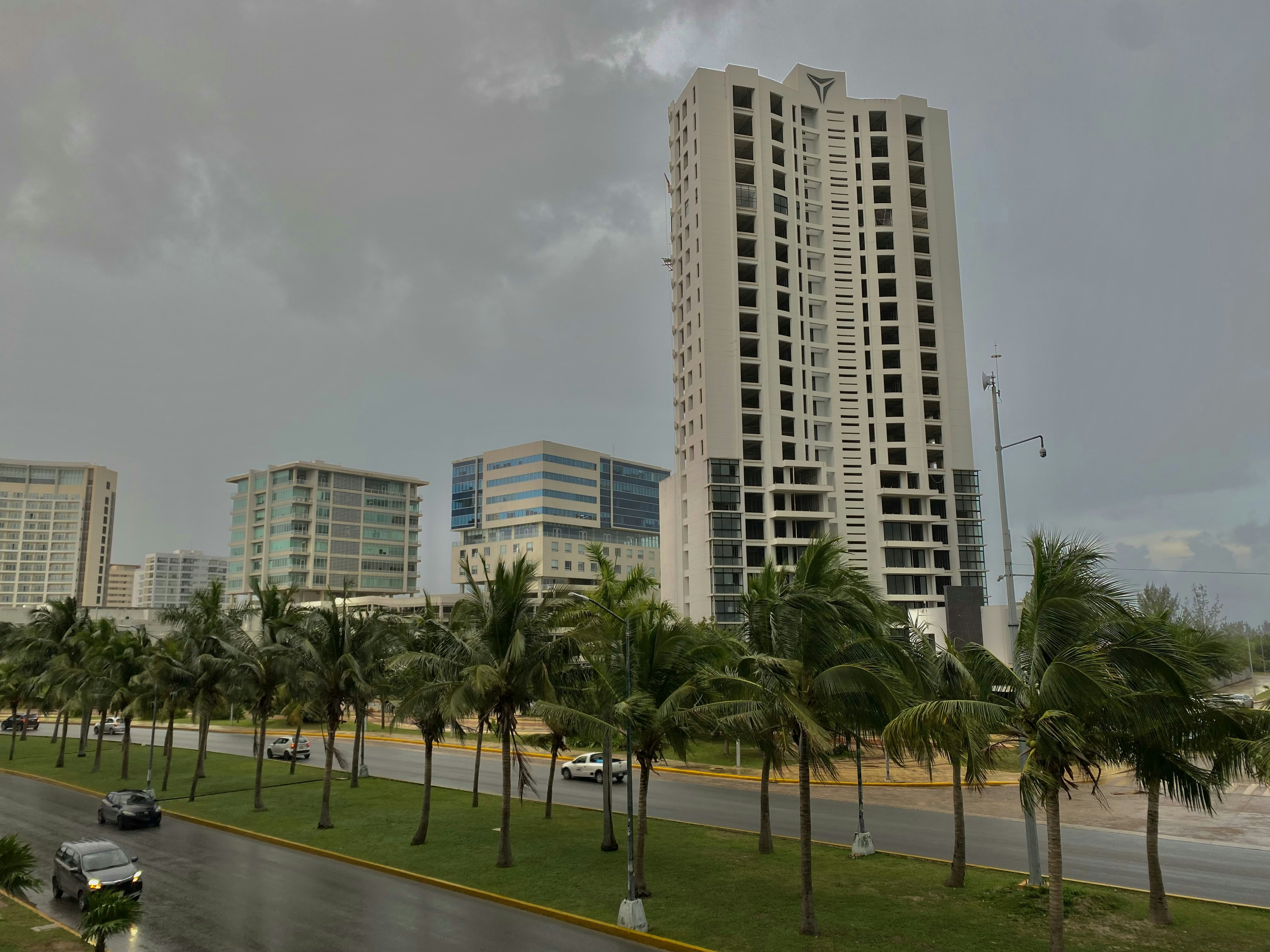 Un edificio alto con muchas ventanas foto – Imagen de Malecón Tajamar gratuita en Unsplash