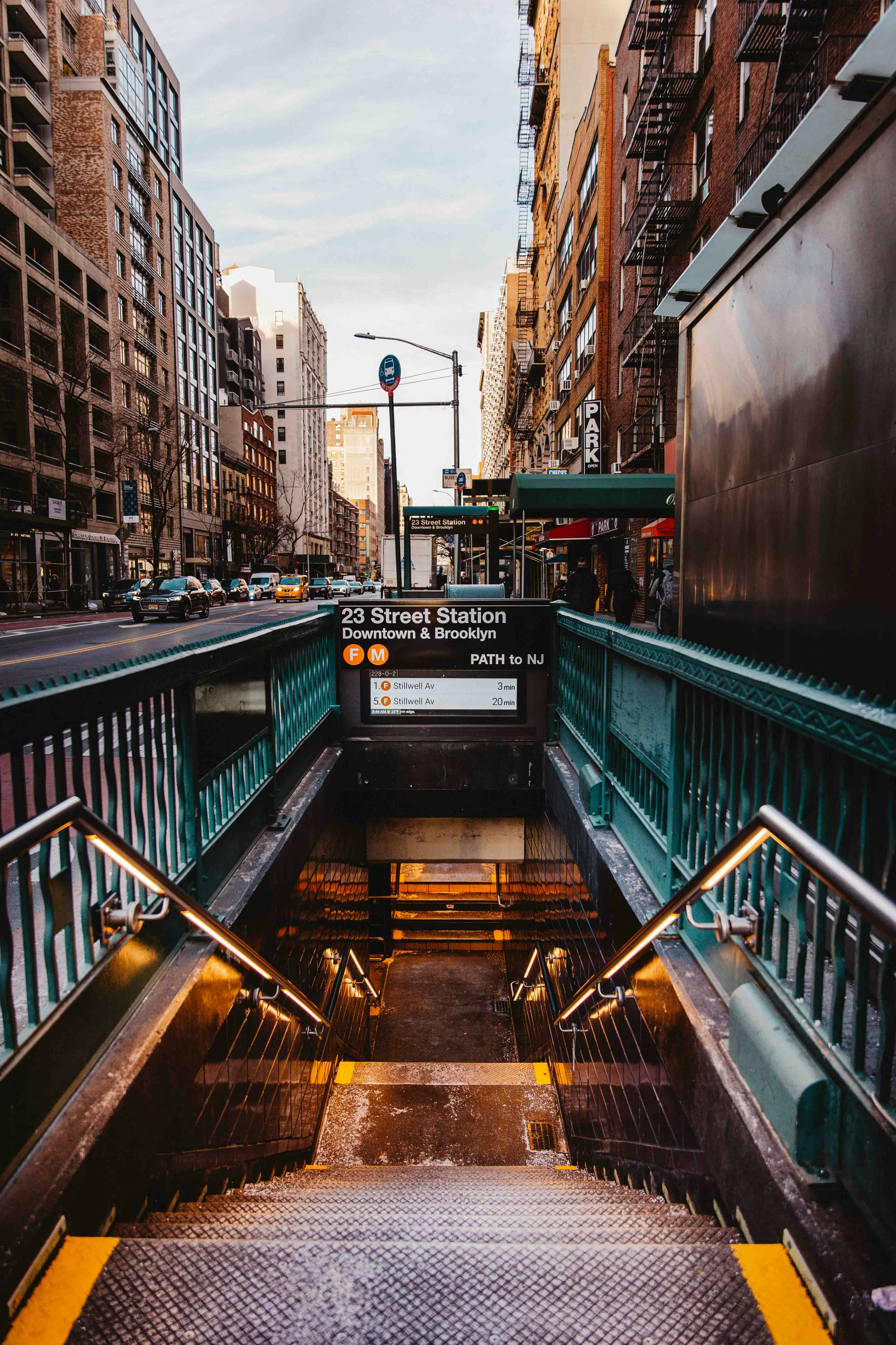 A bus going over a bridge photo – Free New york Image on Unsplash