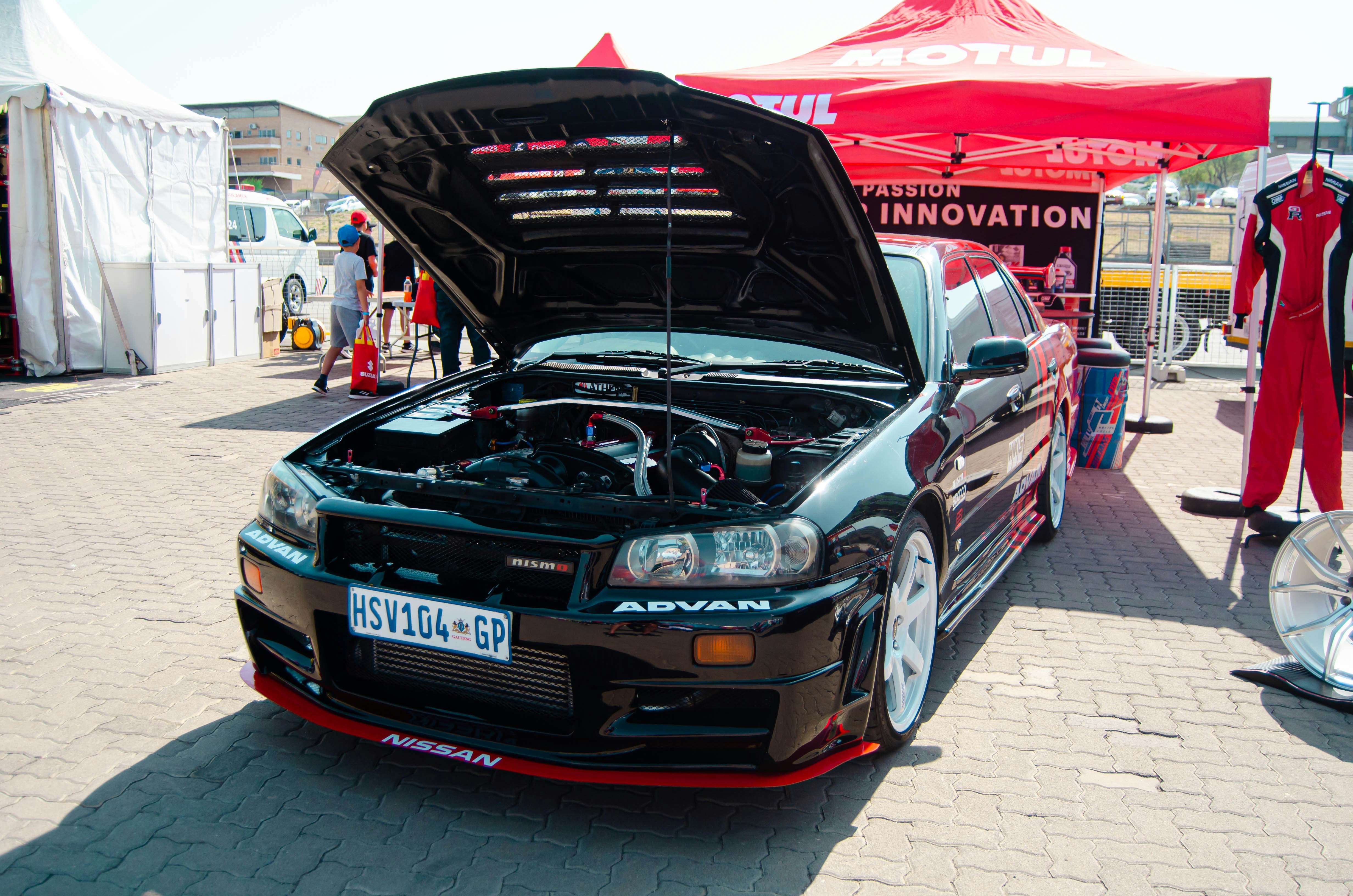 Une voiture avec son capot ouvert photo – Photo Domaine de Kyalami ...