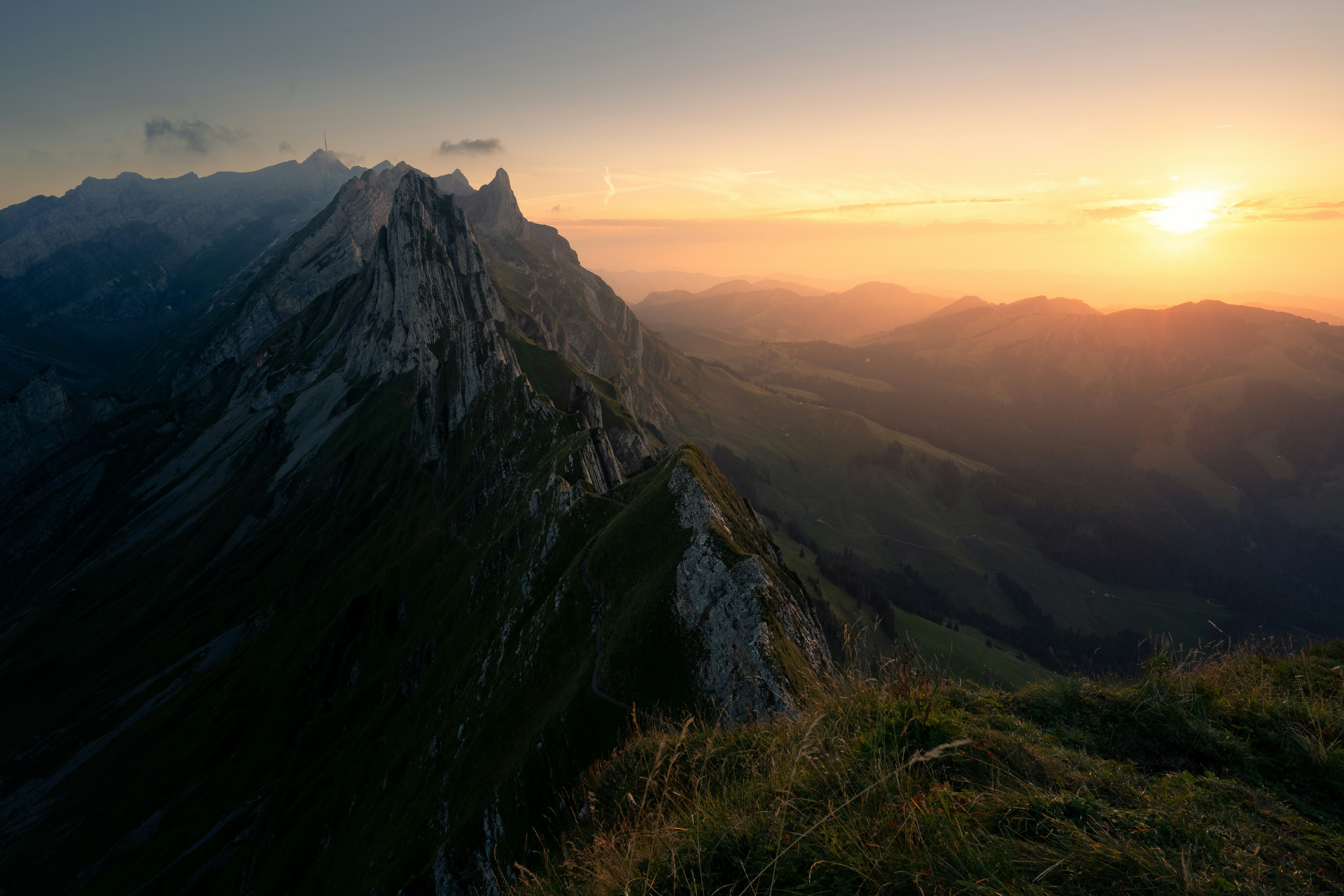 Une montagne avec une vallée en contrebas photo – Photo La Suisse ...
