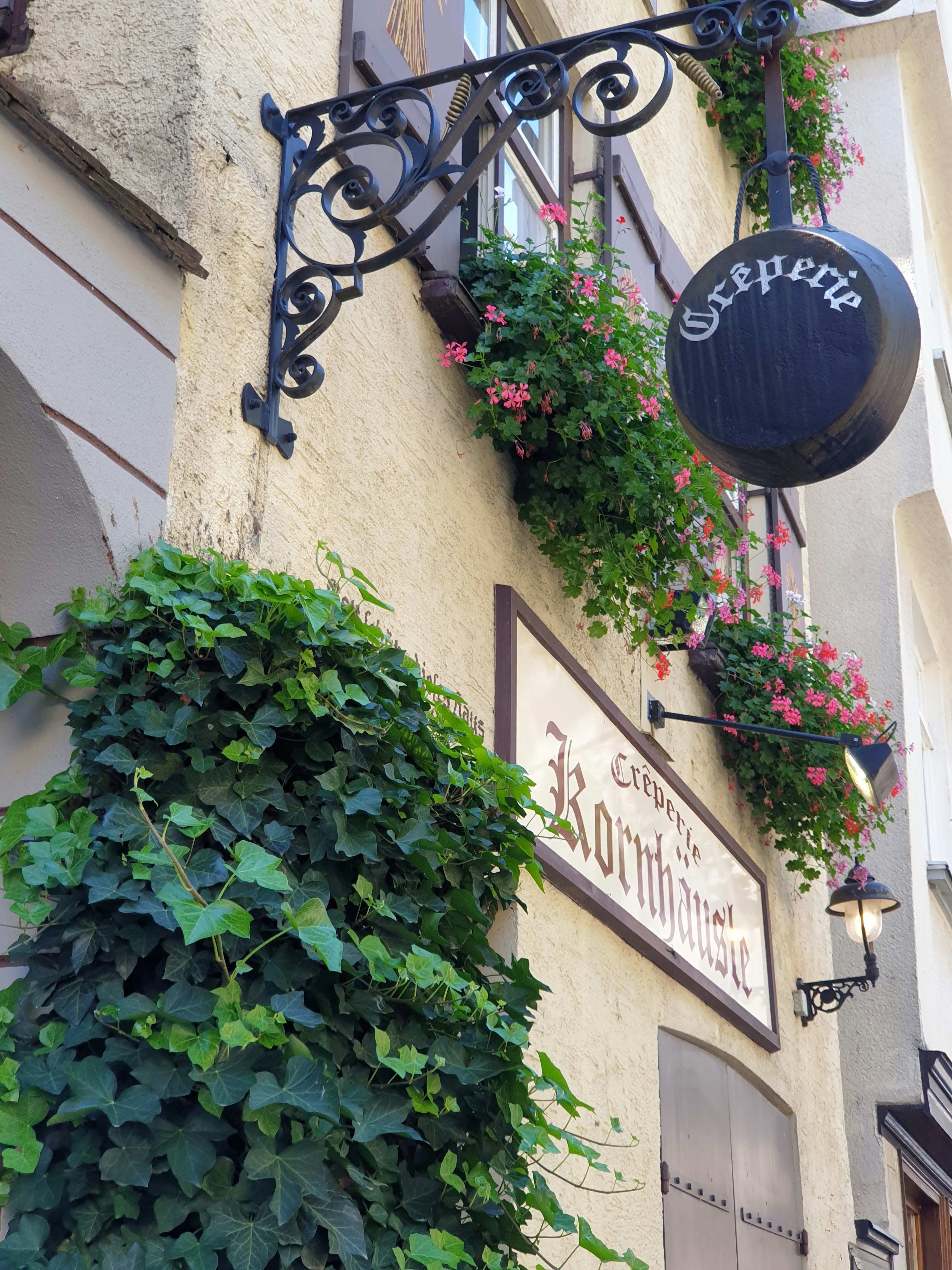 → Aged house in the streets of Ulm → If you want, credit me by linking back to my profile here, or Instagram → Have a lovely day, Tobi 🤍
