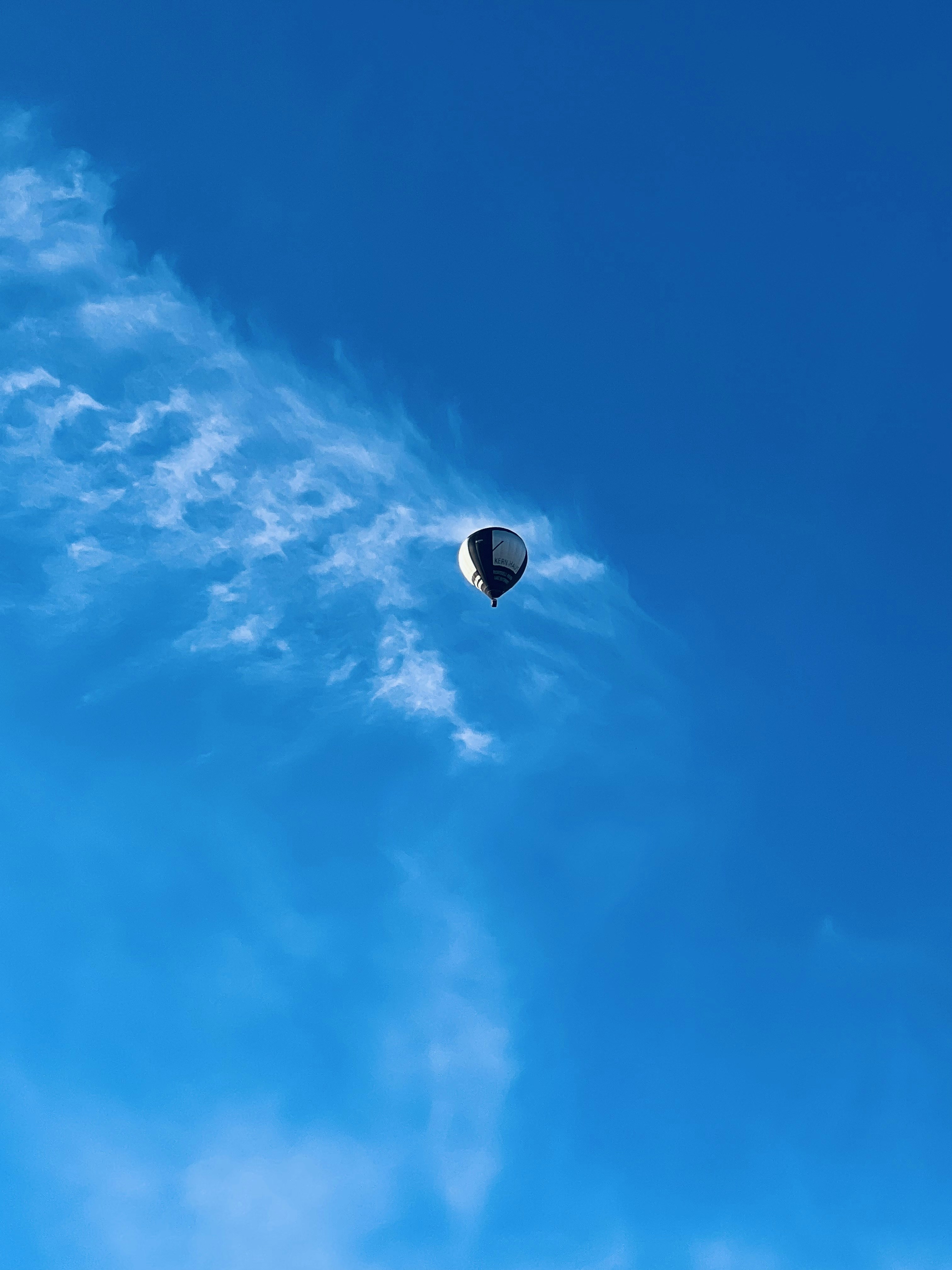 Mid‑Air Silence: A Single Balloon Against a Vast Azure Ceiling