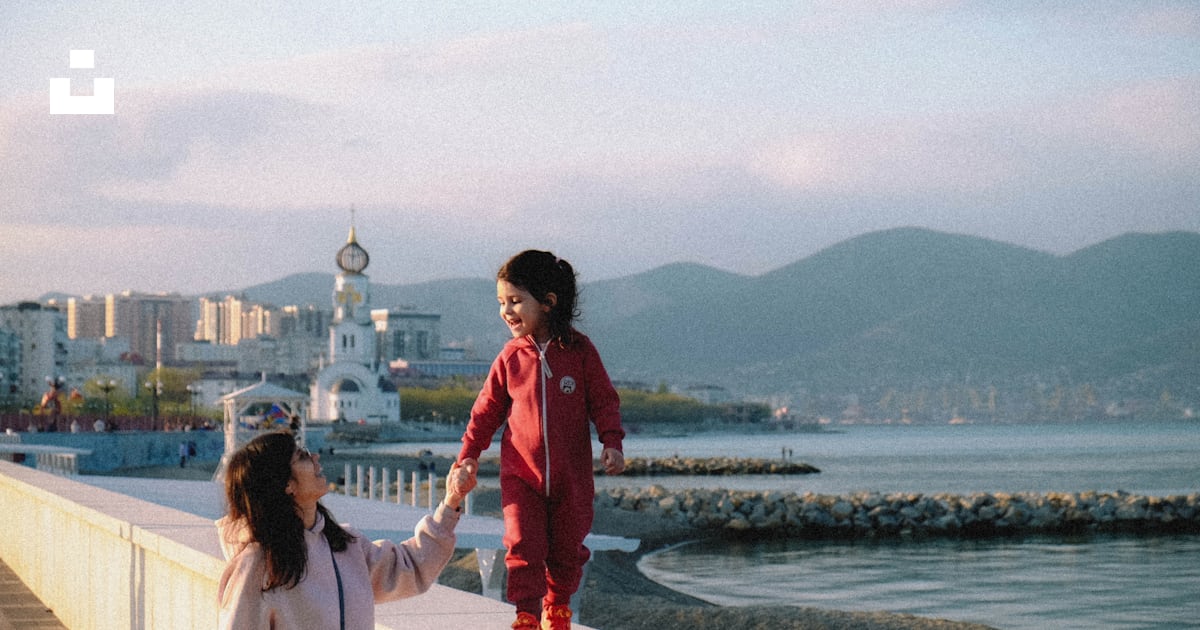 도시가 내려다보이는 난간에 있는 사람과 아이 사진 Unsplash의 무료 가족 이미지
