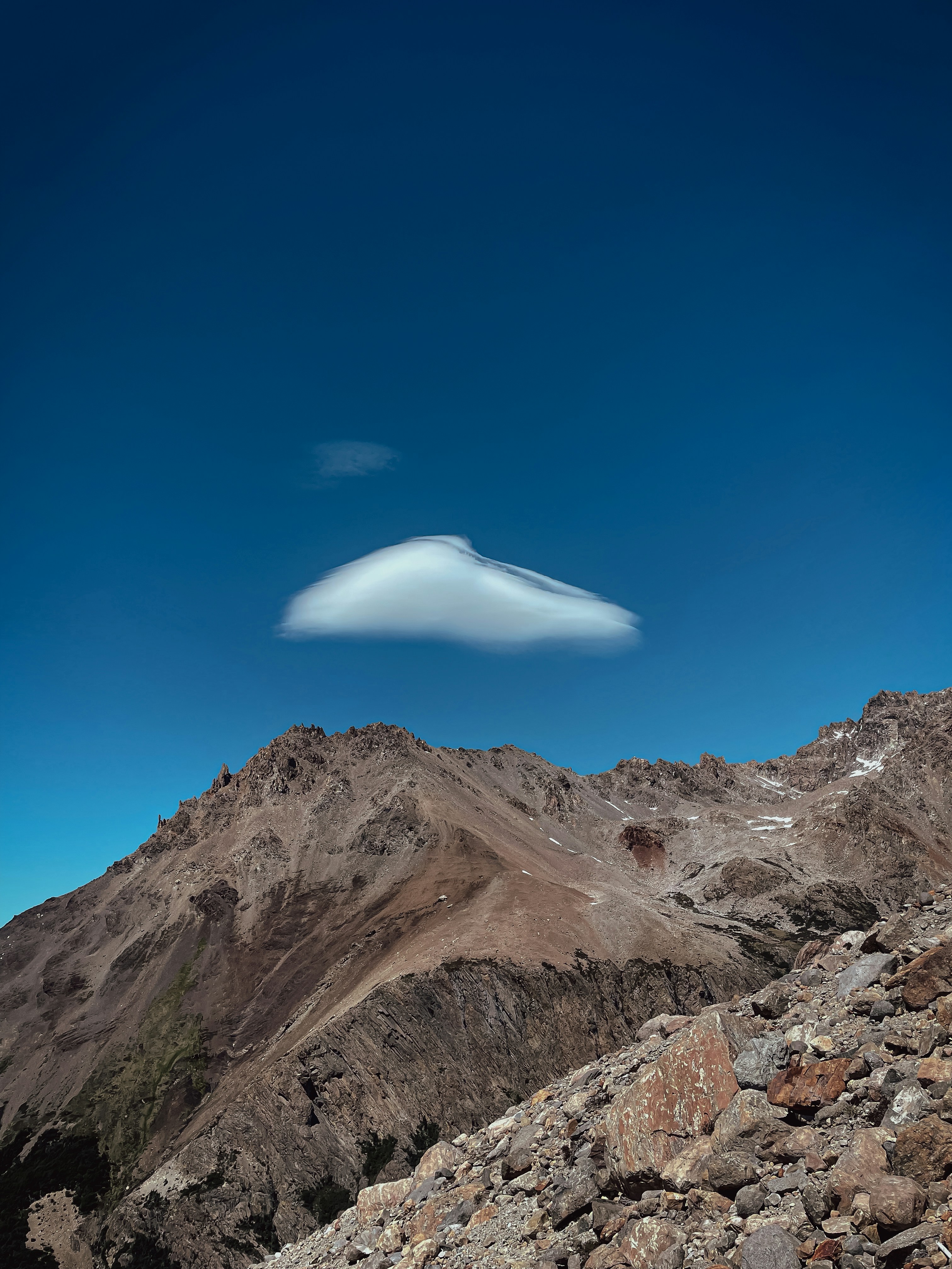 Foto zum Thema Ein Berg mit einer Wolke am Himmel – Kostenloses Bild zu ...