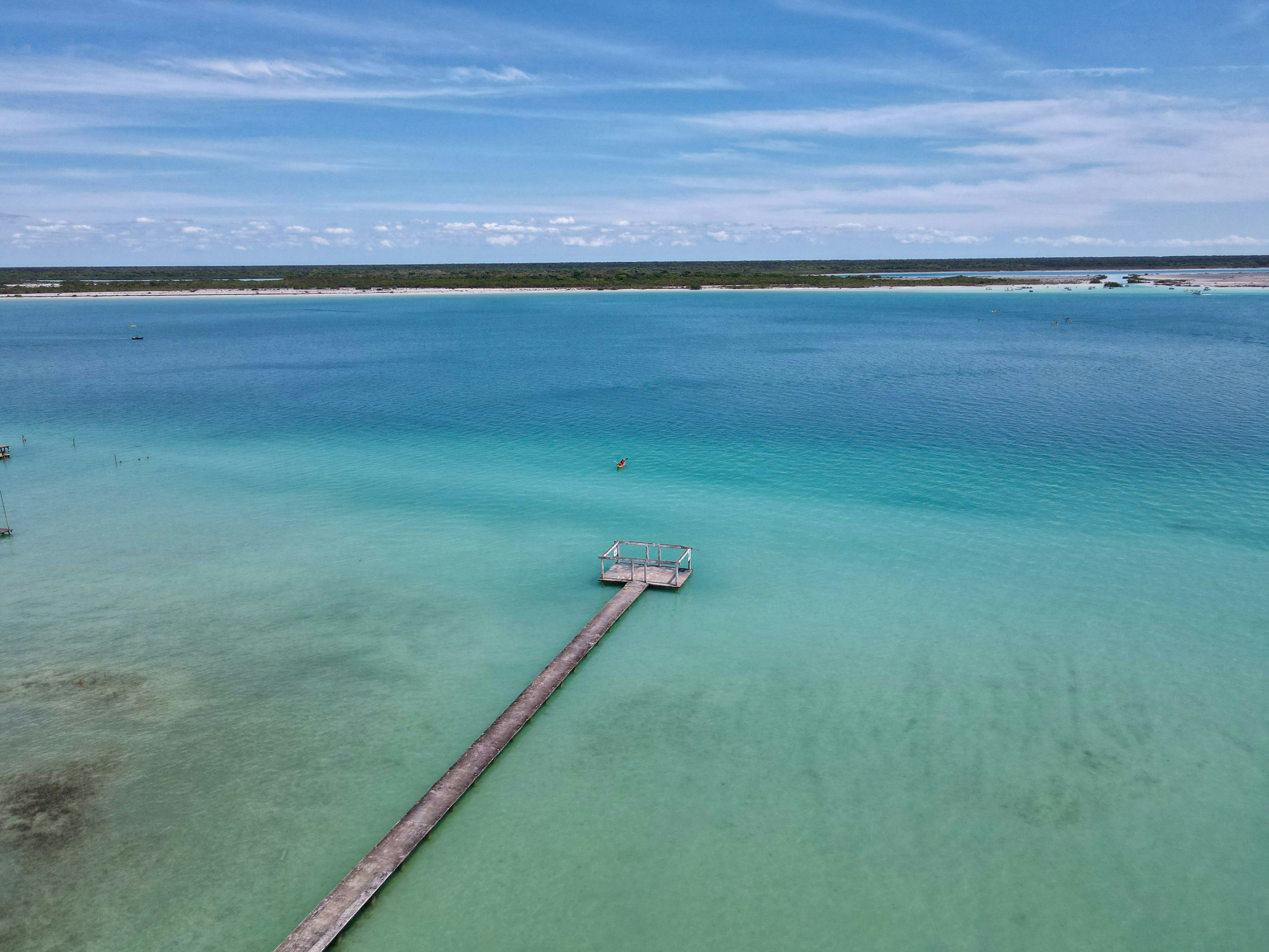 Un muelle largo que entra en un cuerpo de agua foto – Imagen de México ...
