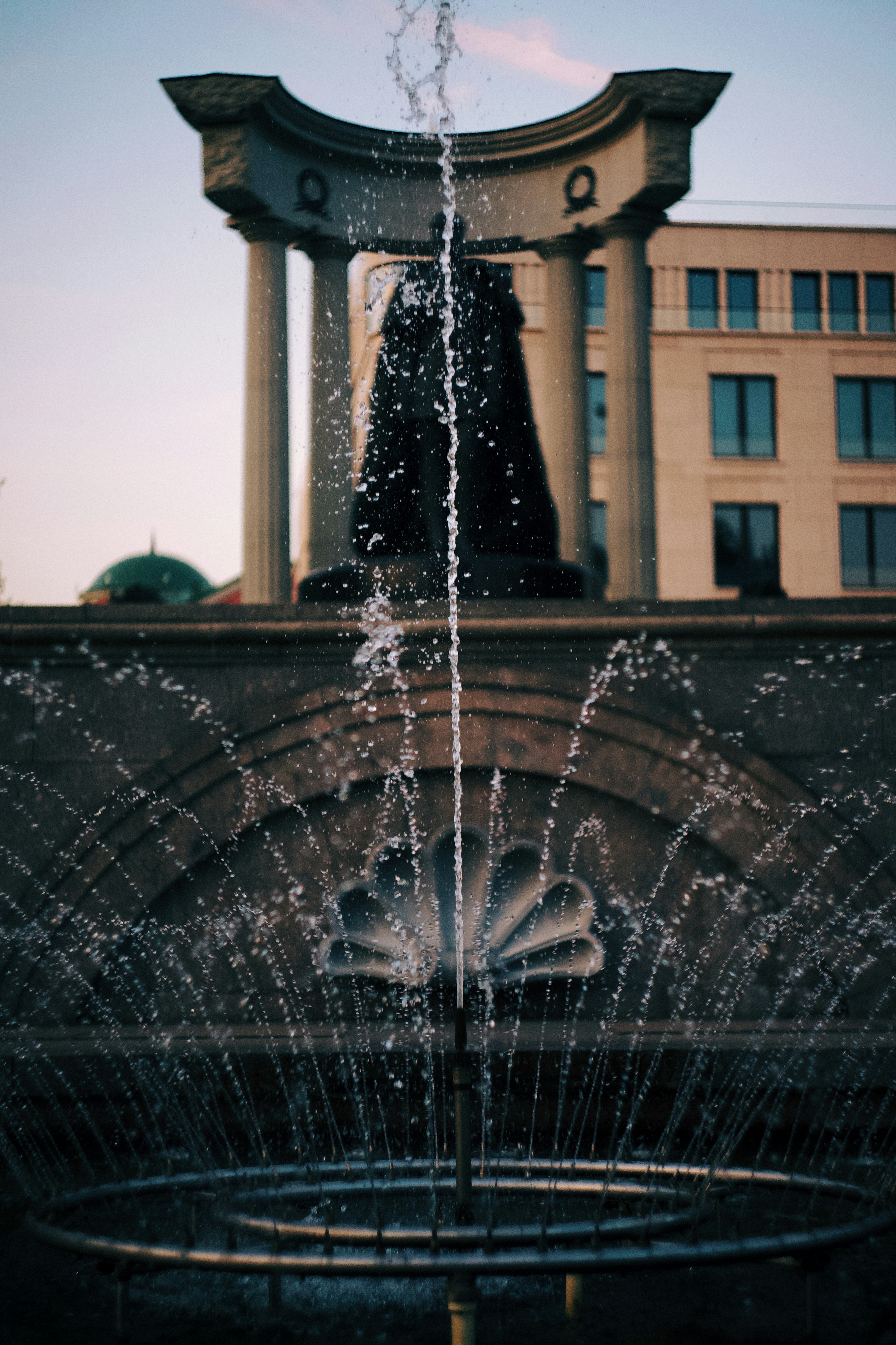 A fountain with water shooting up photo – Free Grey Image on Unsplash