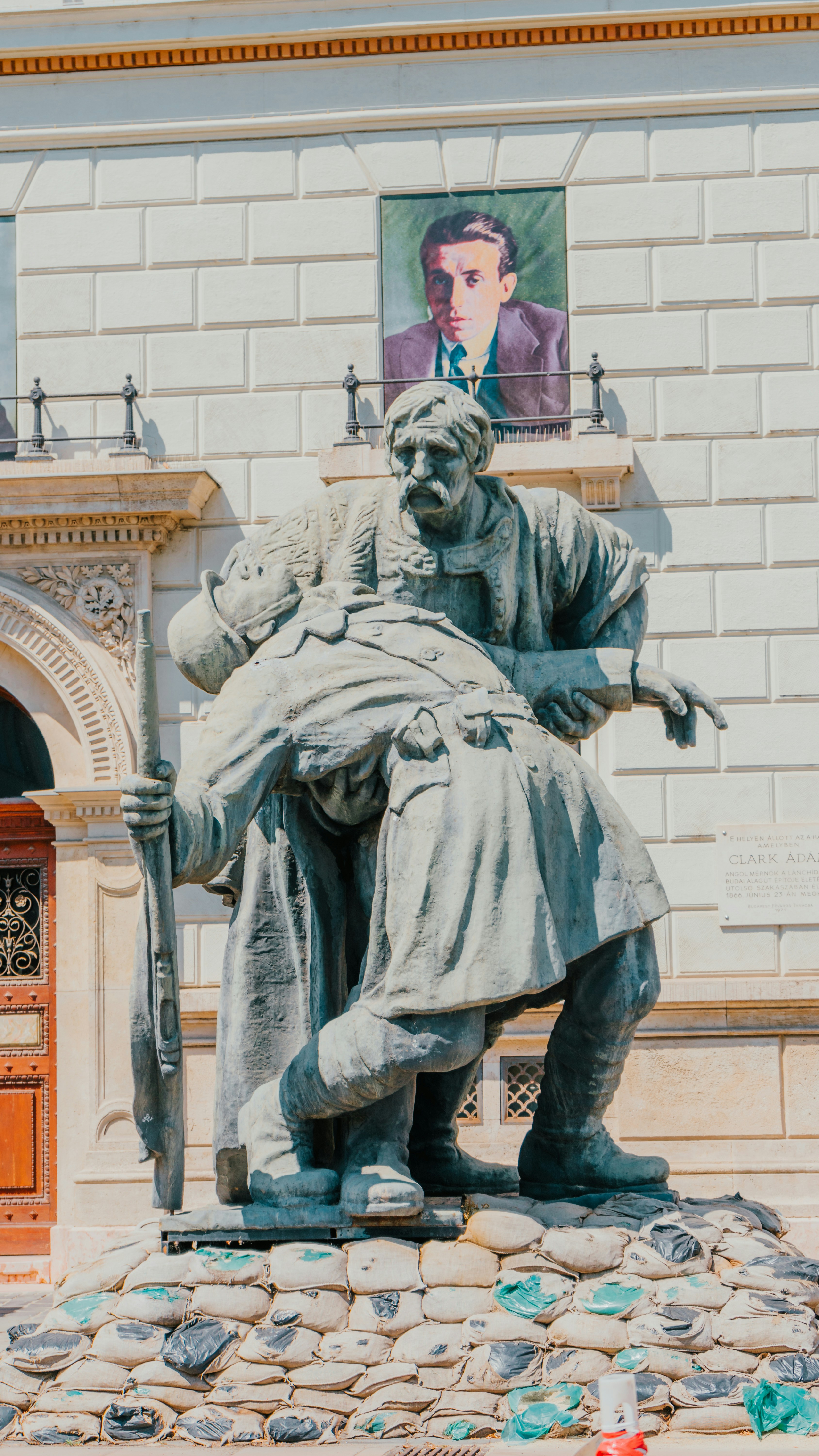 Une statue d’une personne tenant une épée photo – Photo Budapest ...