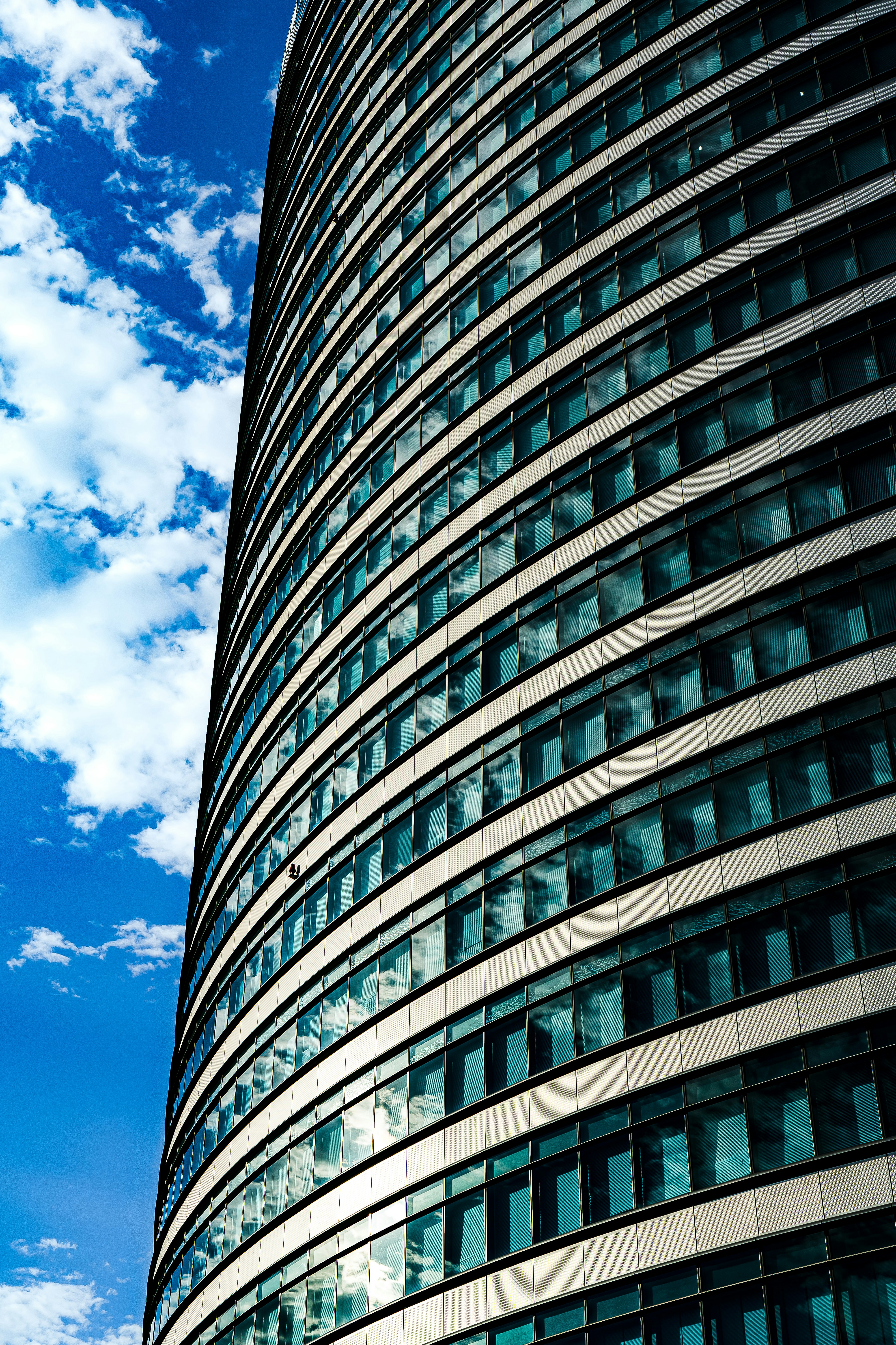 Serpentine Glass: A Curved Facade Bending Toward the Sky