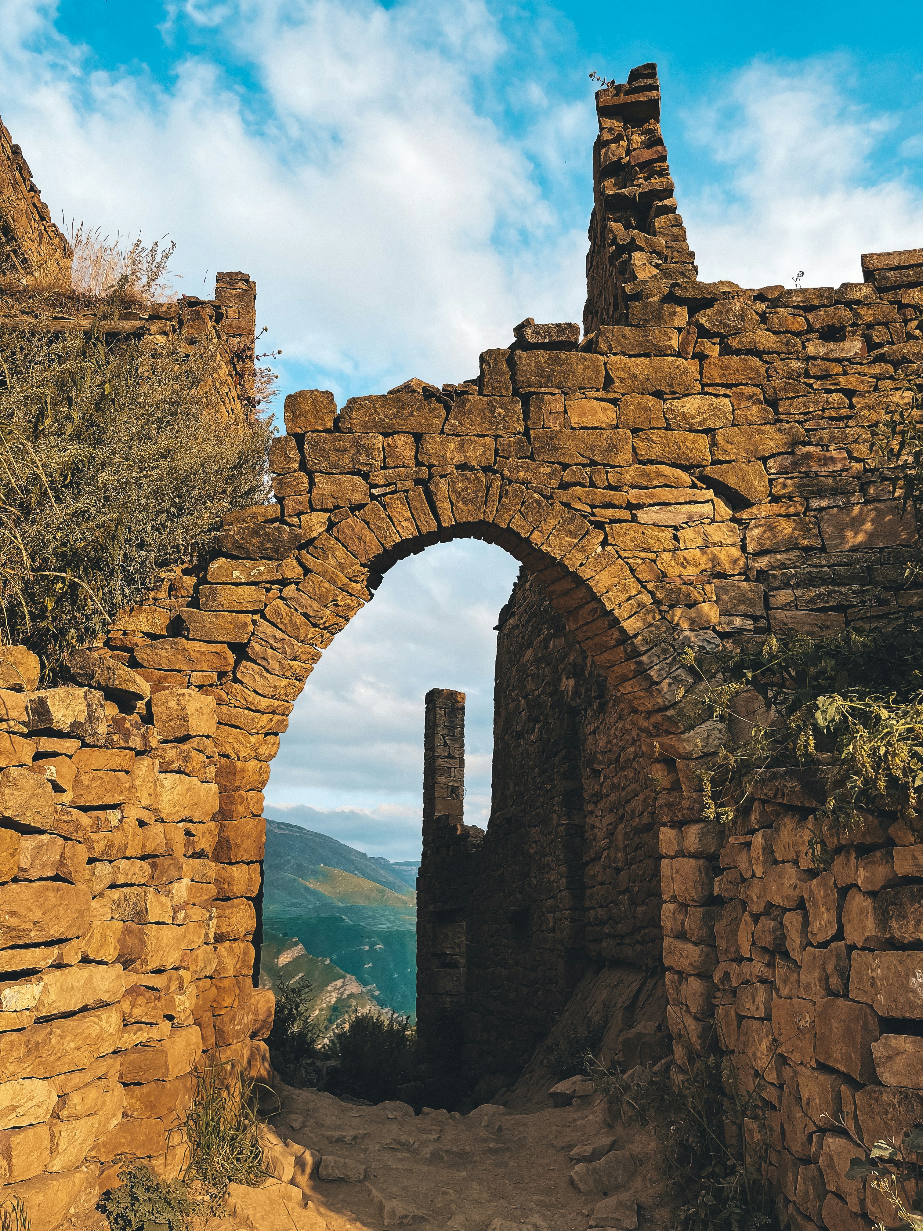 Une arche en pierre avec une tour photo – Photo Ruines Gratuite sur ...