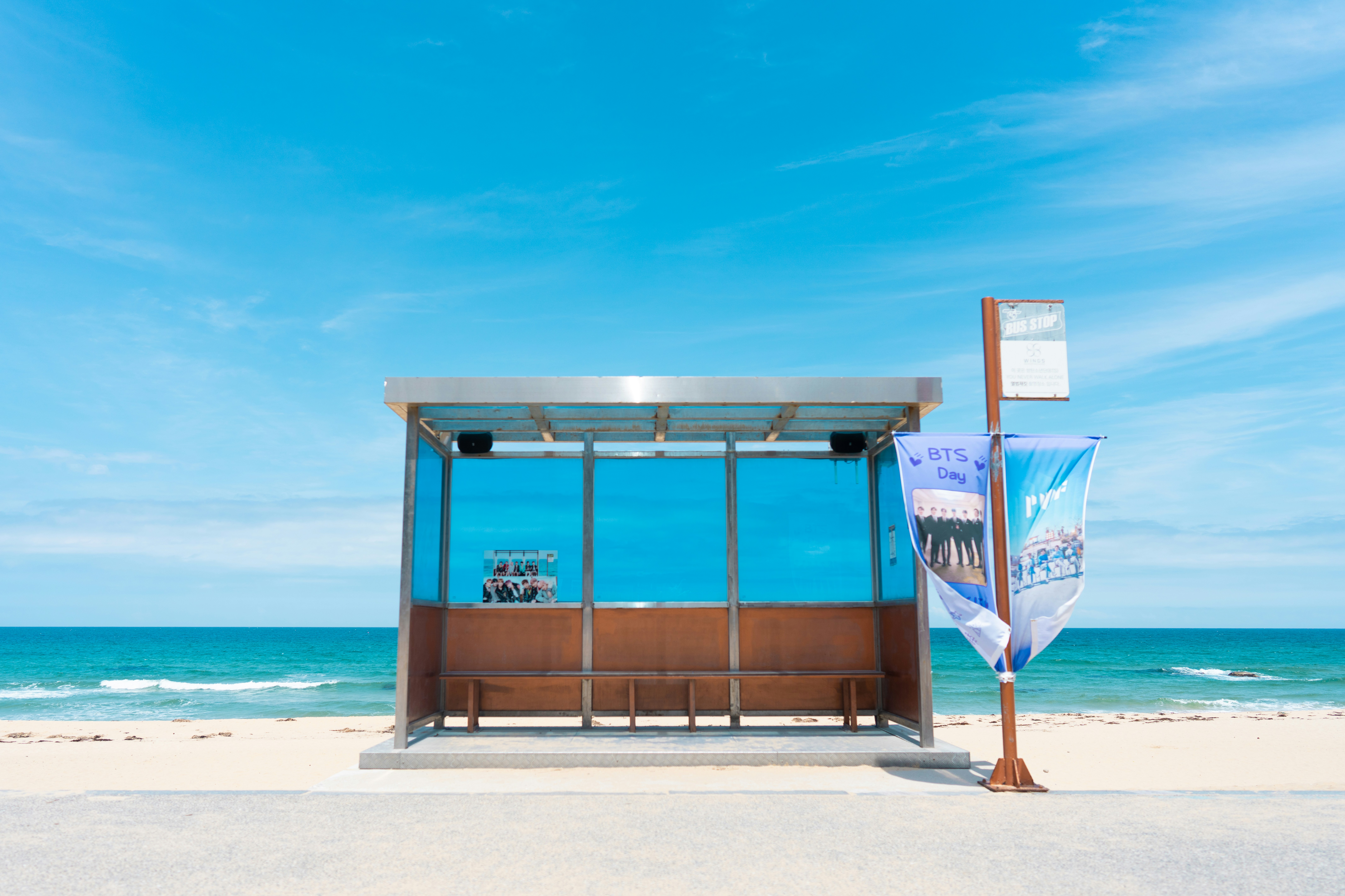 Blue Horizon Shelter: A Minimalist Beachfront Scene